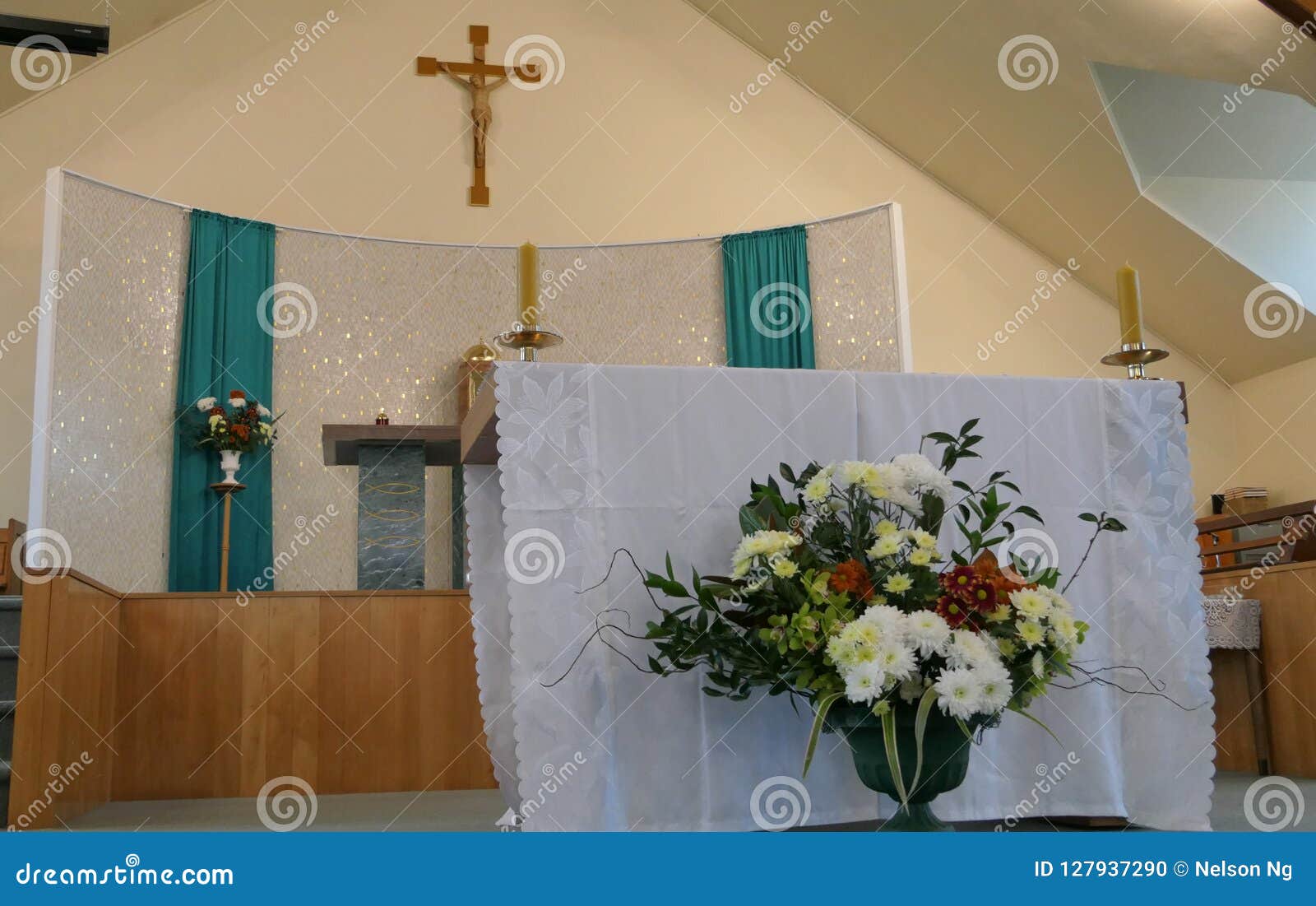 Capilla Religiosa O Funeraria Para El Funeral Foto de archivo - Imagen ...