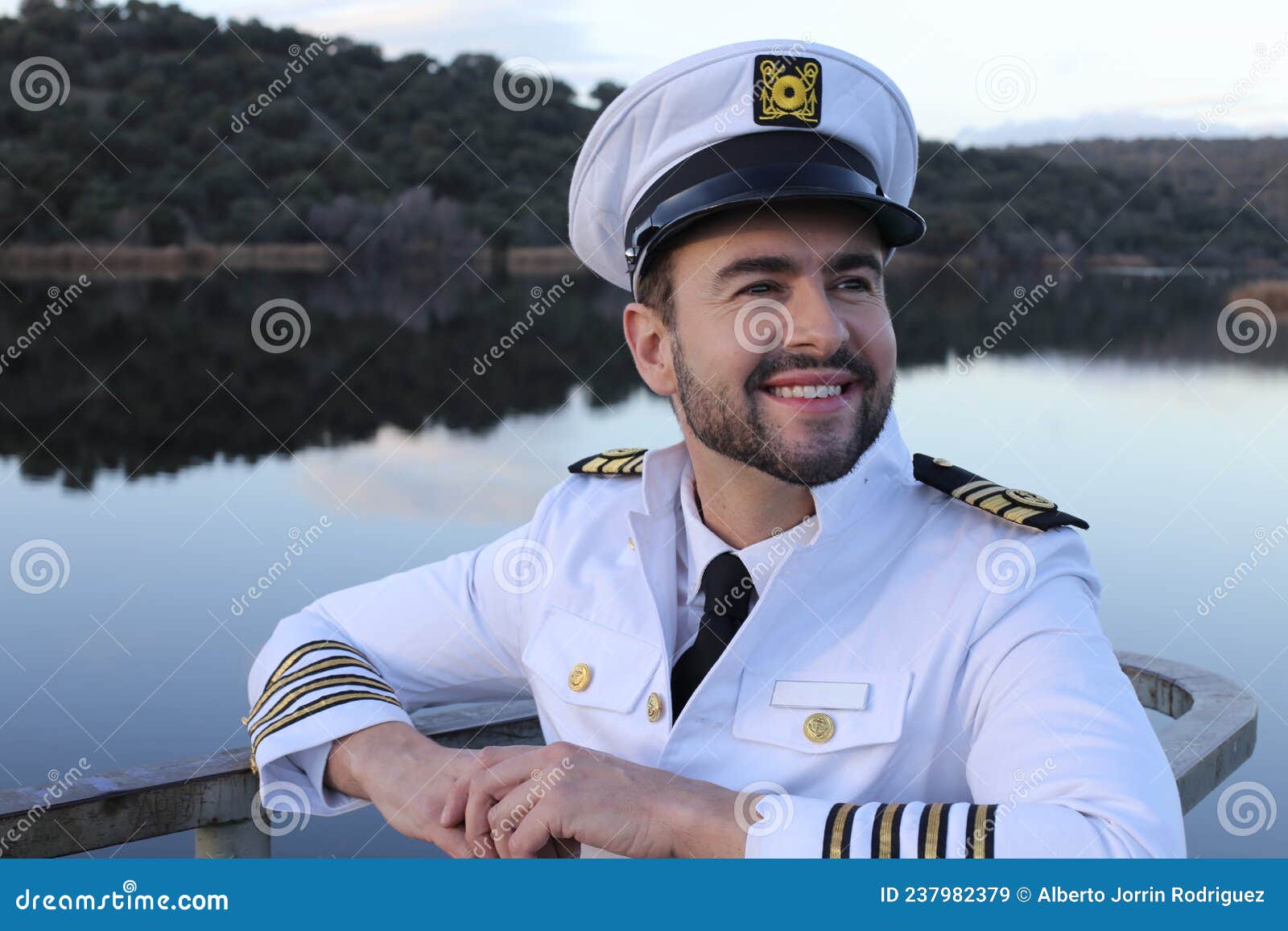 Capitán Del Barco Con Uniforme Elegante Imagen de archivo - Imagen de ...