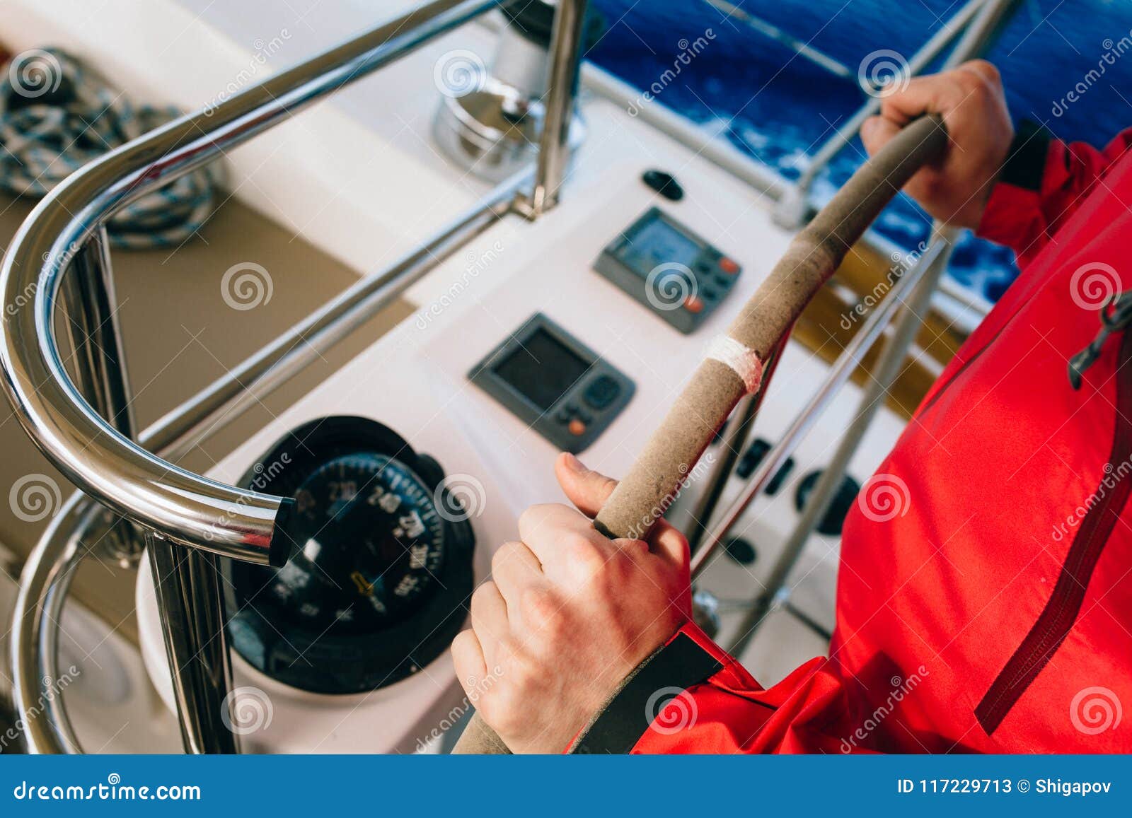 Capitán en el timón imagen de archivo. Imagen de hombre - 117229713