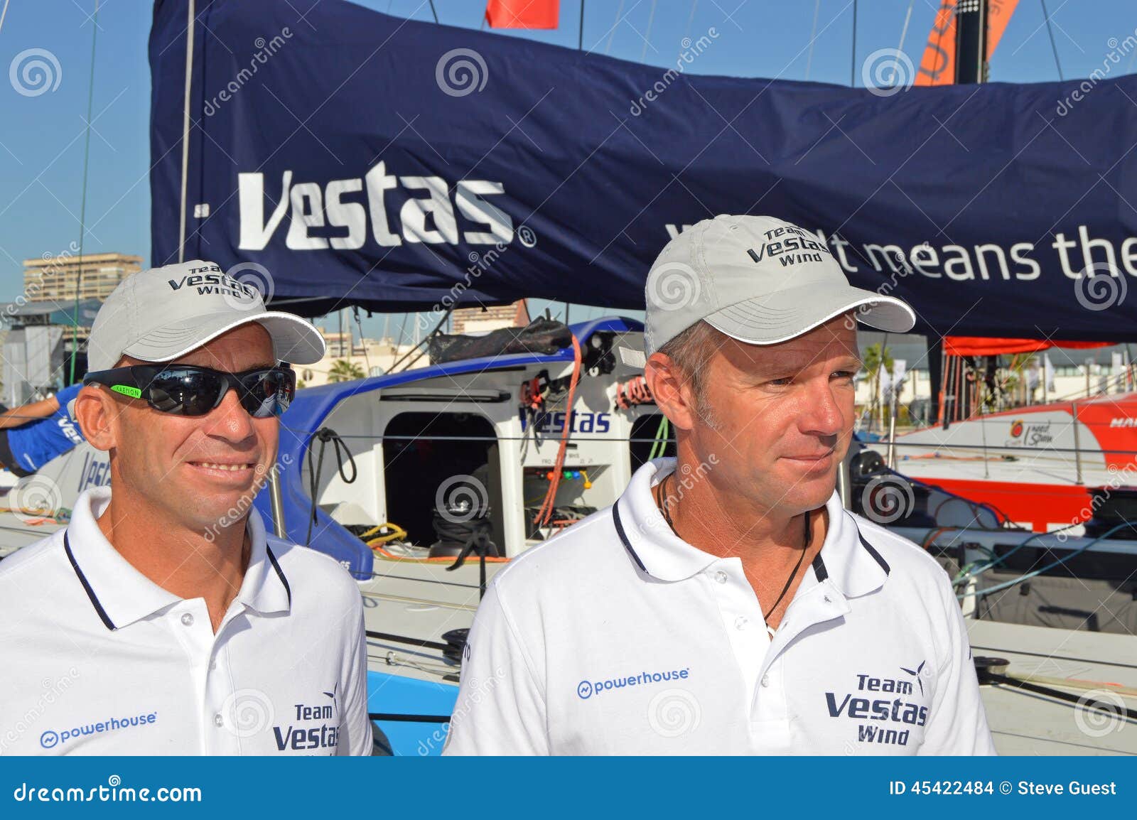 Capitano Chris Nicholson Right E Membro Maciel Cicchetti Della Squadra ...