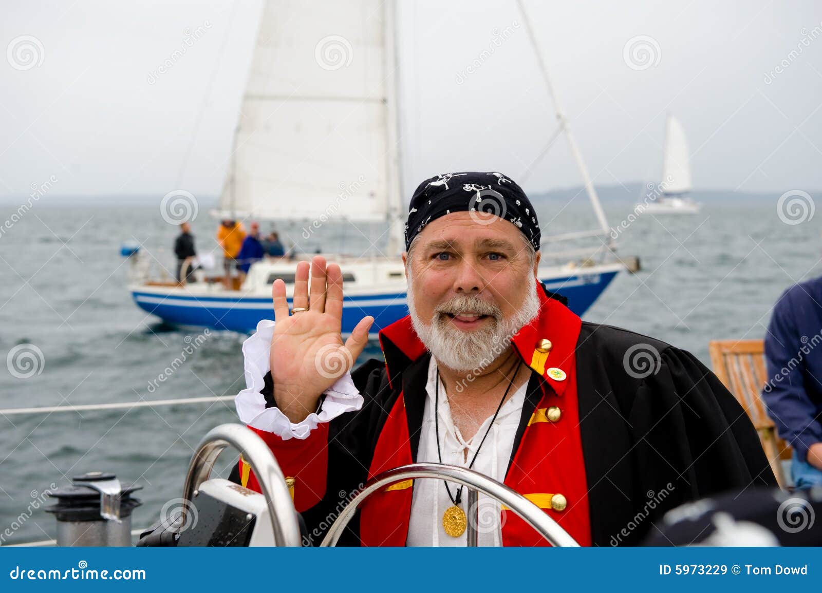 Capitano Del Pirata Al Timone Della Barca Immagine Stock - Immagine di ...