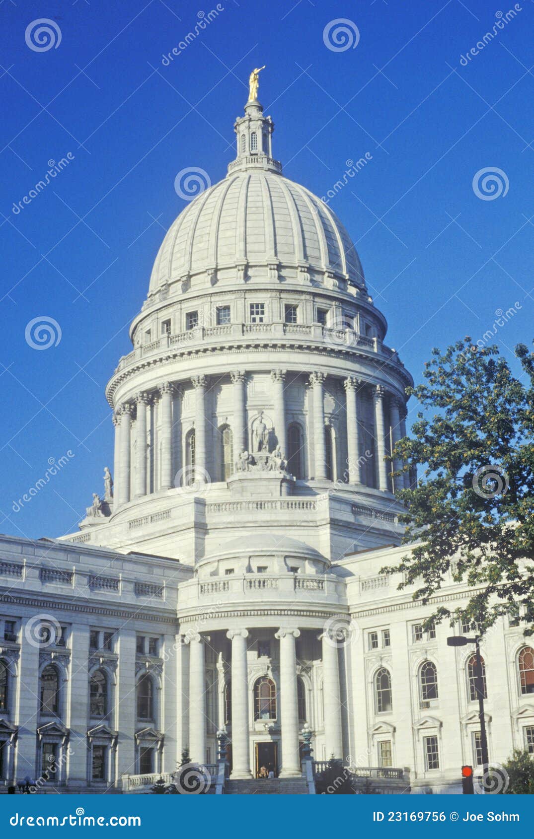 Capitolio Del Estado De Wisconsin Foto de archivo - Imagen de azul ...