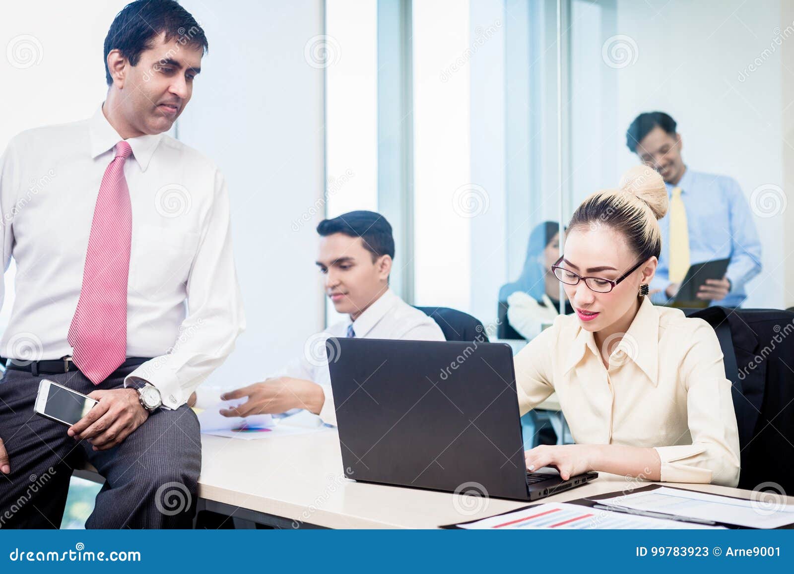 Capo Che Sorveglia I Suoi Impiegati in Ufficio Immagine Stock ...