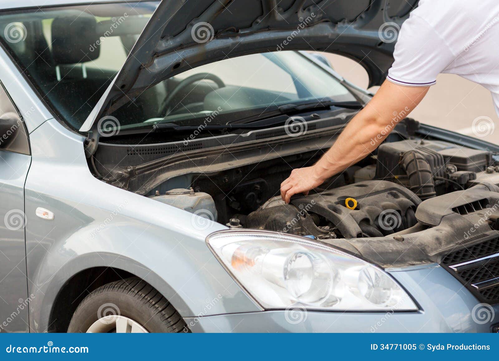 Capota Do Carro Da Abertura Do Homem Imagem de Stock - Imagem de avaria ...