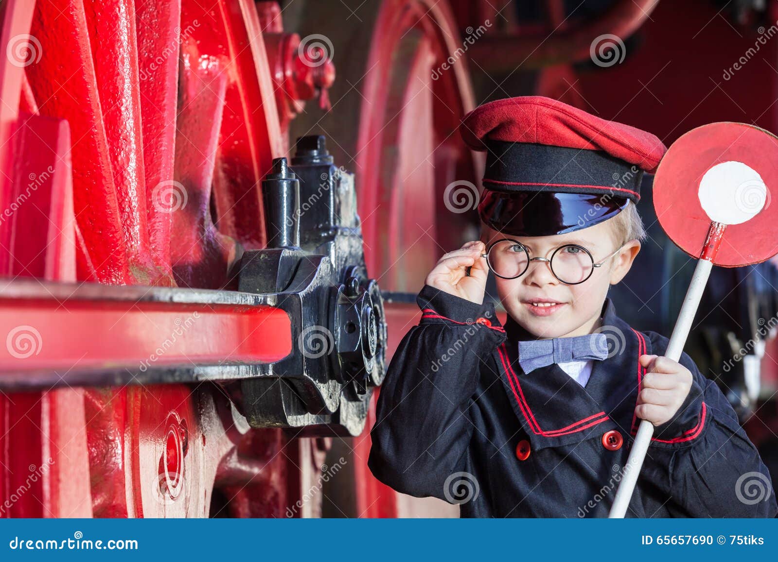 Capotreno sorridente Boy fotografia stock. Immagine di vetri - 65657690