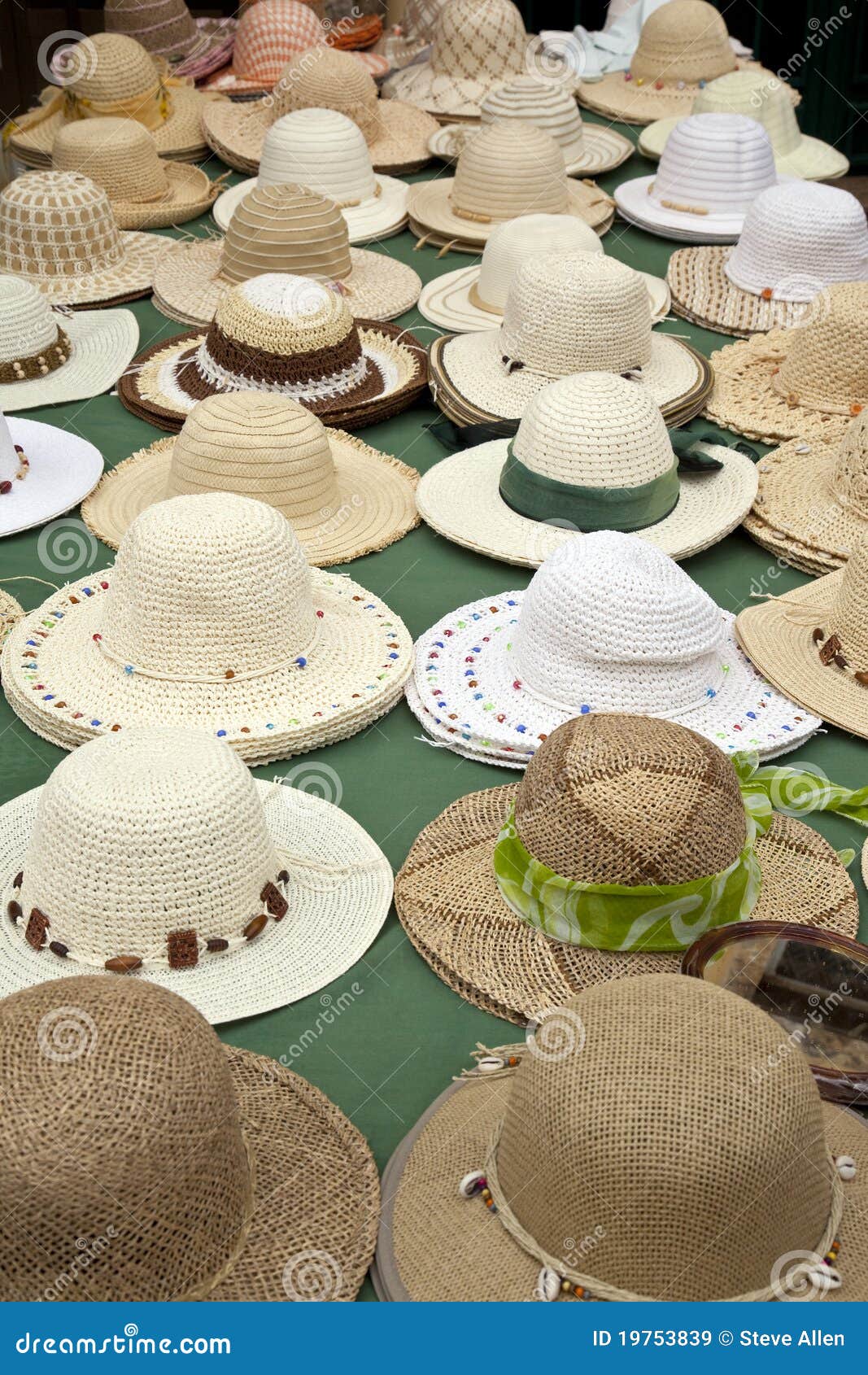 Cappelli di paglia immagine stock. Immagine di cappello - 19753839