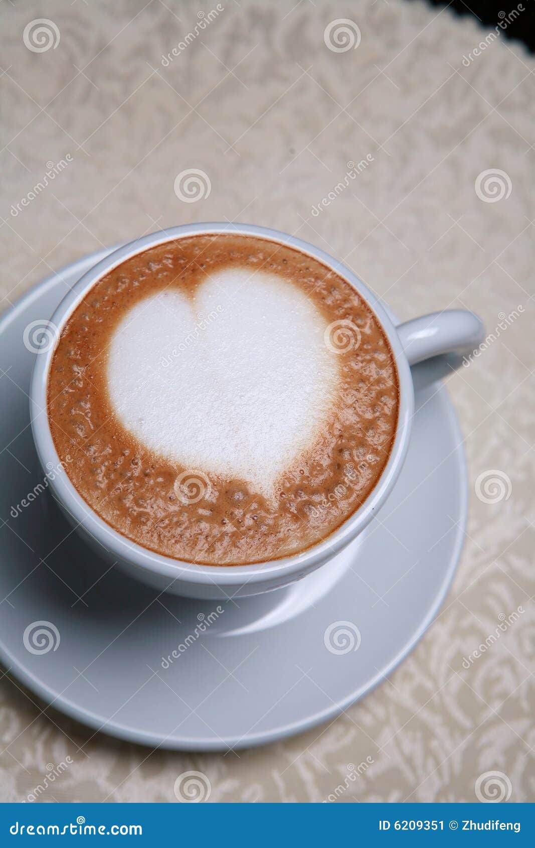 Cappuccino's Met Hartontwerp Stock Afbeelding - Image of schotel ...