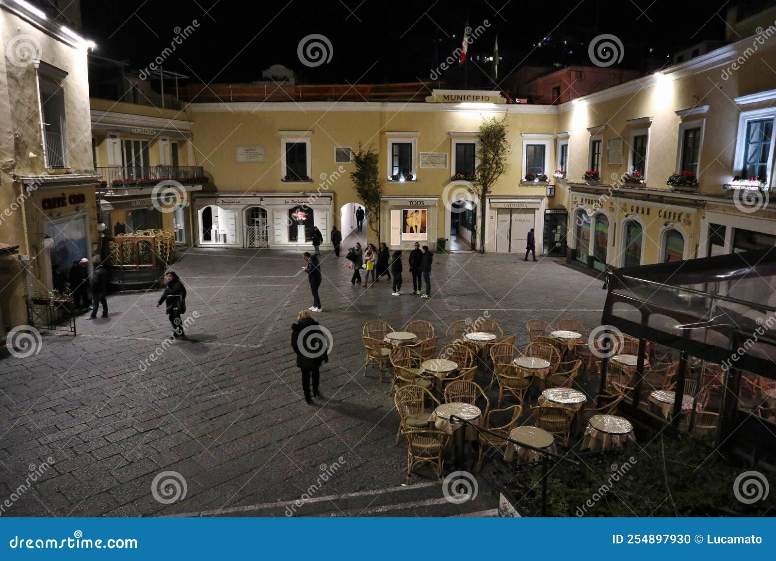 Capri - Piazzetta di notte editorial image. Image of cielo - 254897930
