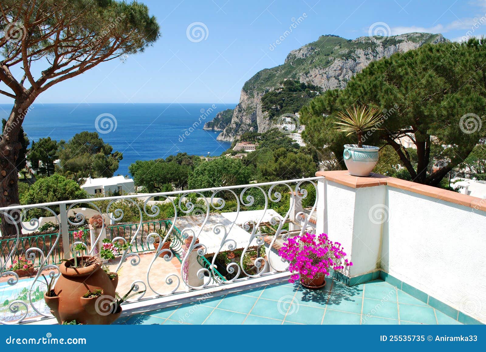 Capri, vista del balcone immagine stock. Immagine di soleggiato - 25535735