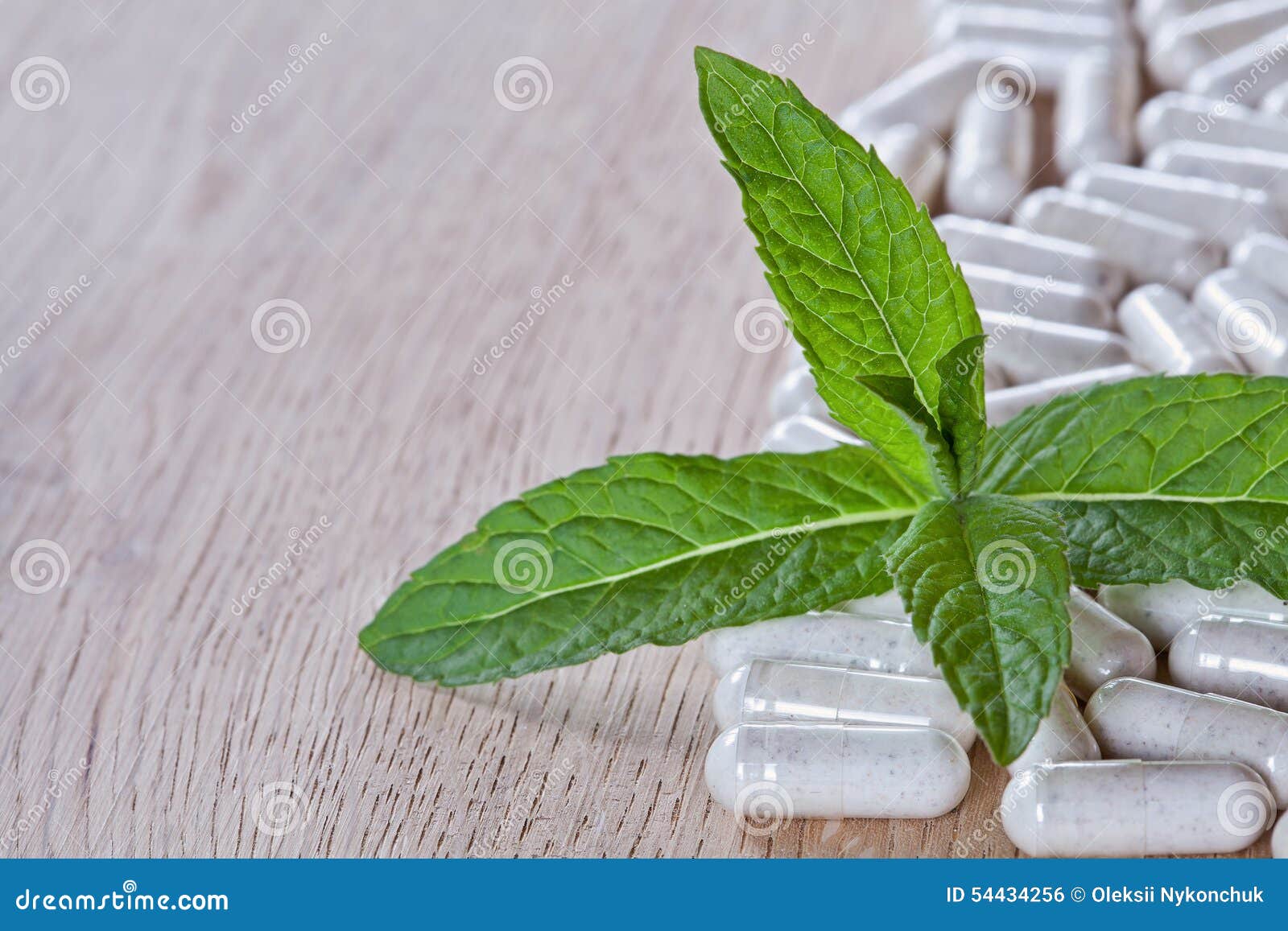Capsule E Un Ramoscello Della Menta Fotografia Stock - Immagine di sano ...