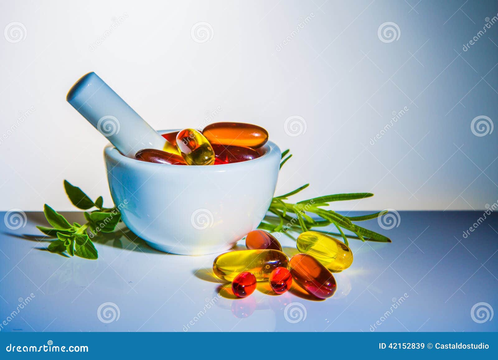 Capsules, mortier et pilon image stock. Image du médicament - 42152839