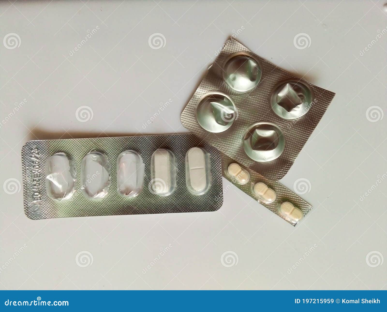 Capsules and Tablet with Wrapper Stock Image - Image of lighting, metal ...