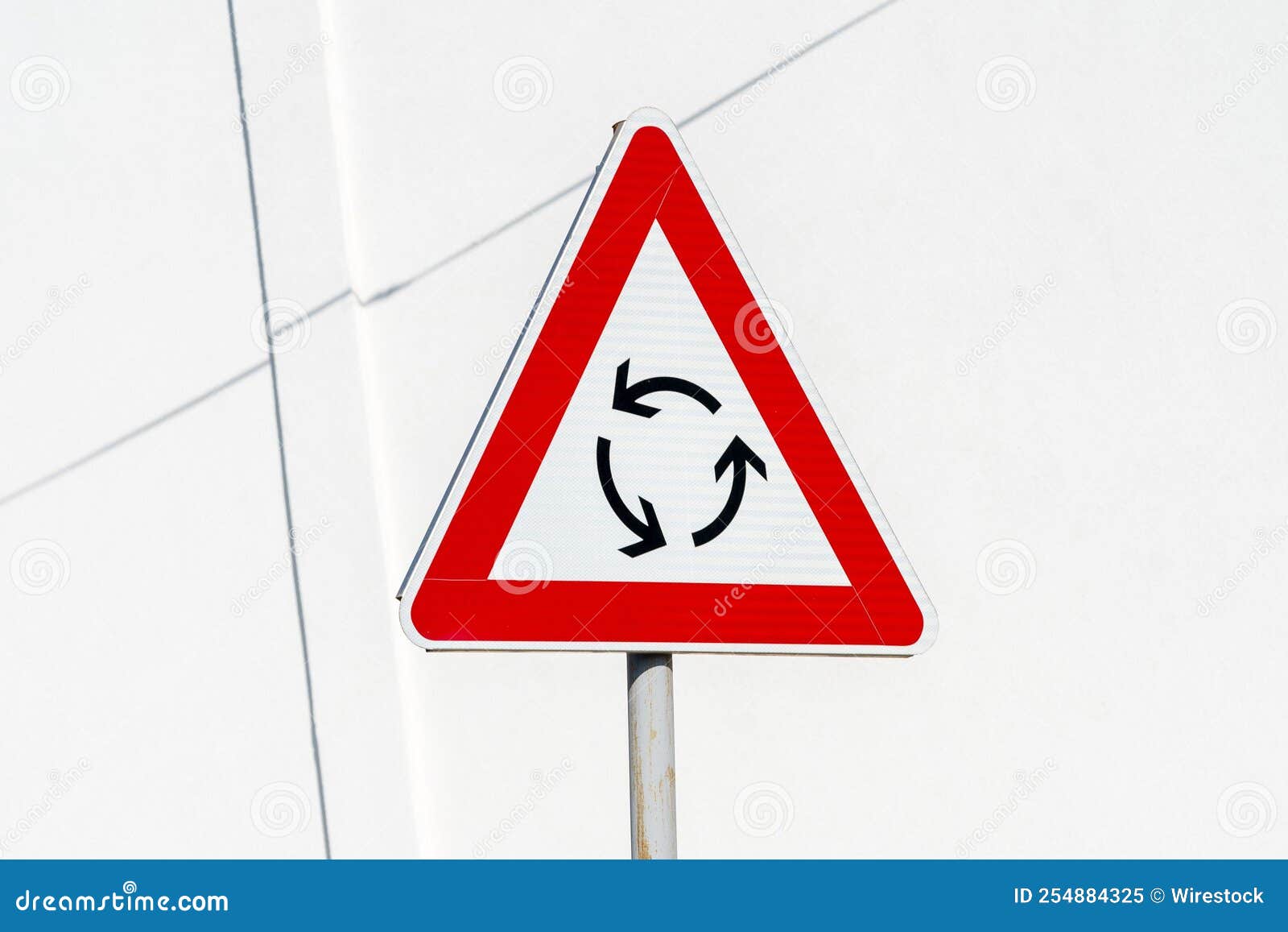 Captura Aproximada De Um Sinal De Volta Triangular Imagem de Stock ...