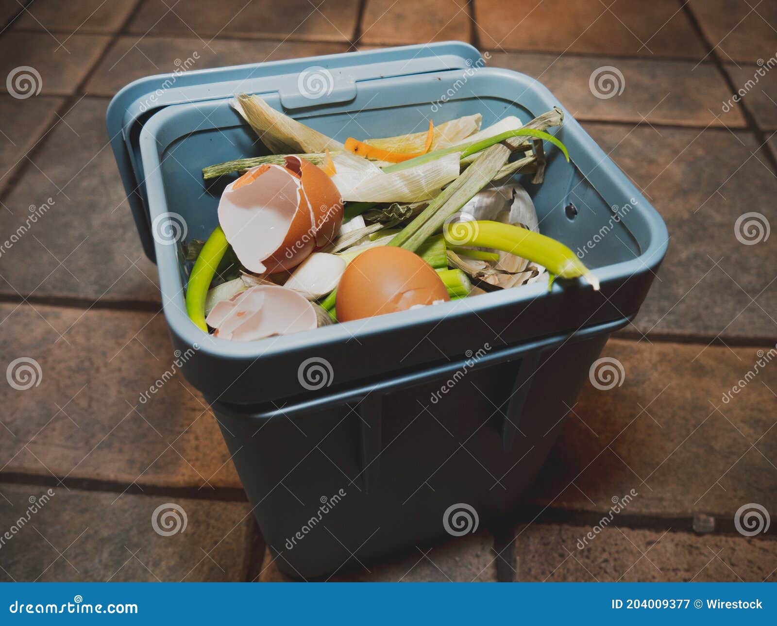 Captura De Un Basurero Con Desperdicio De Comida Imagen De Archivo