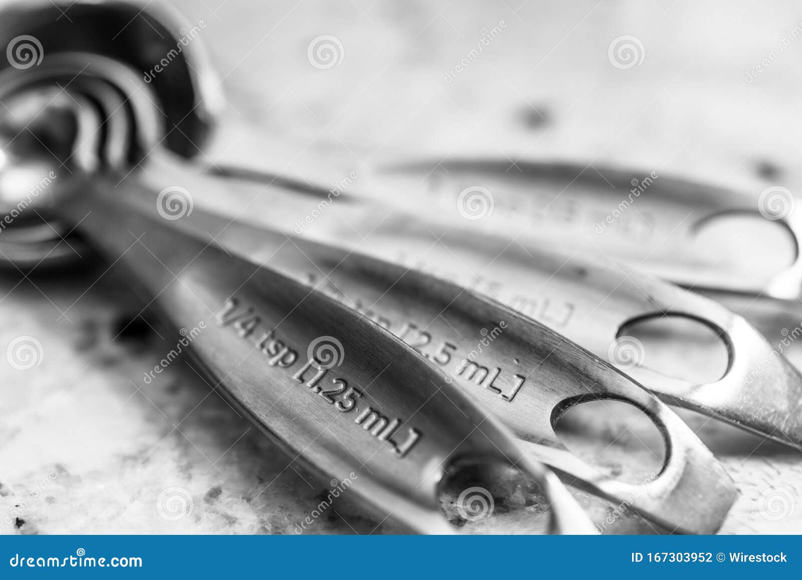 Captura En Blanco Y Negro De Las Cucharas De Medida De Acero Inoxidable ... Captura En Blanco Y Negro De Las Cucharas De Medida De Acero Inoxidable ...