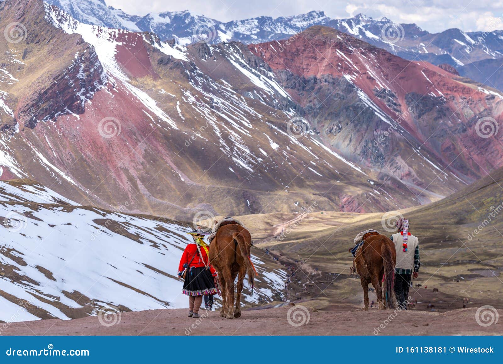Captura Horizontal De Duas Pessoas De Roupa Tradicional Peruana Andando ... Captura Horizontal De Duas Pessoas De Roupa Tradicional Peruana Andando ...