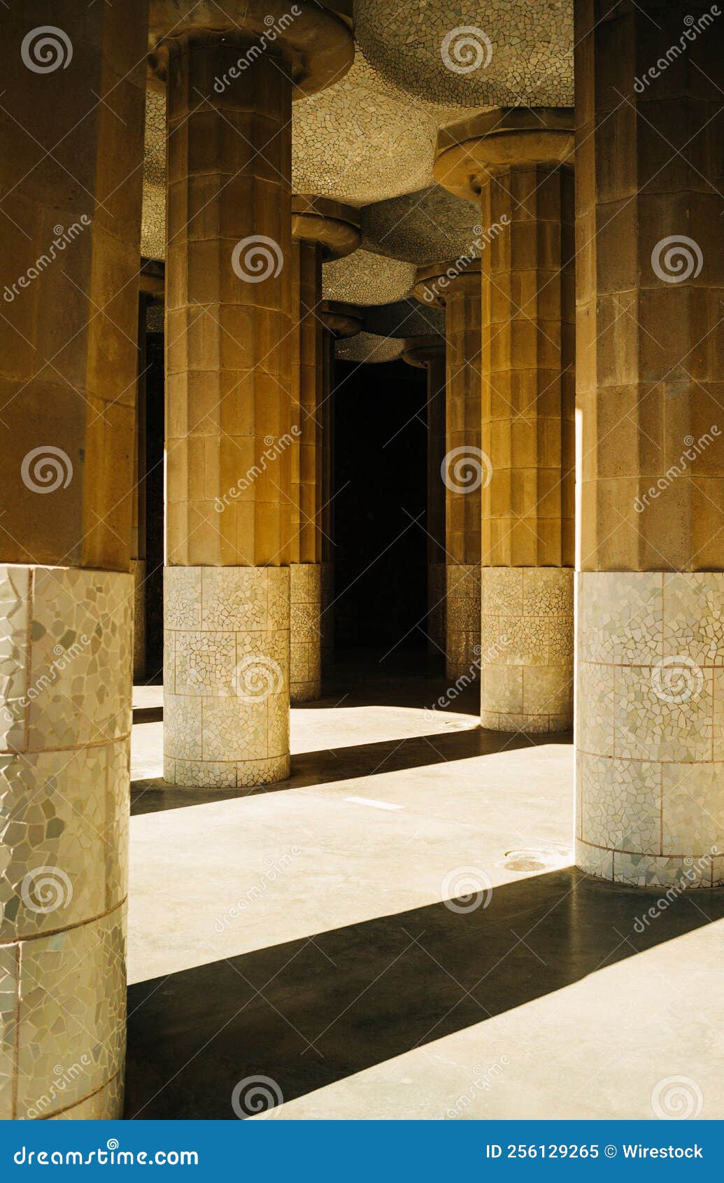 Captura Vertical De Columnas En Un Edificio Imagen de archivo - Imagen ...
