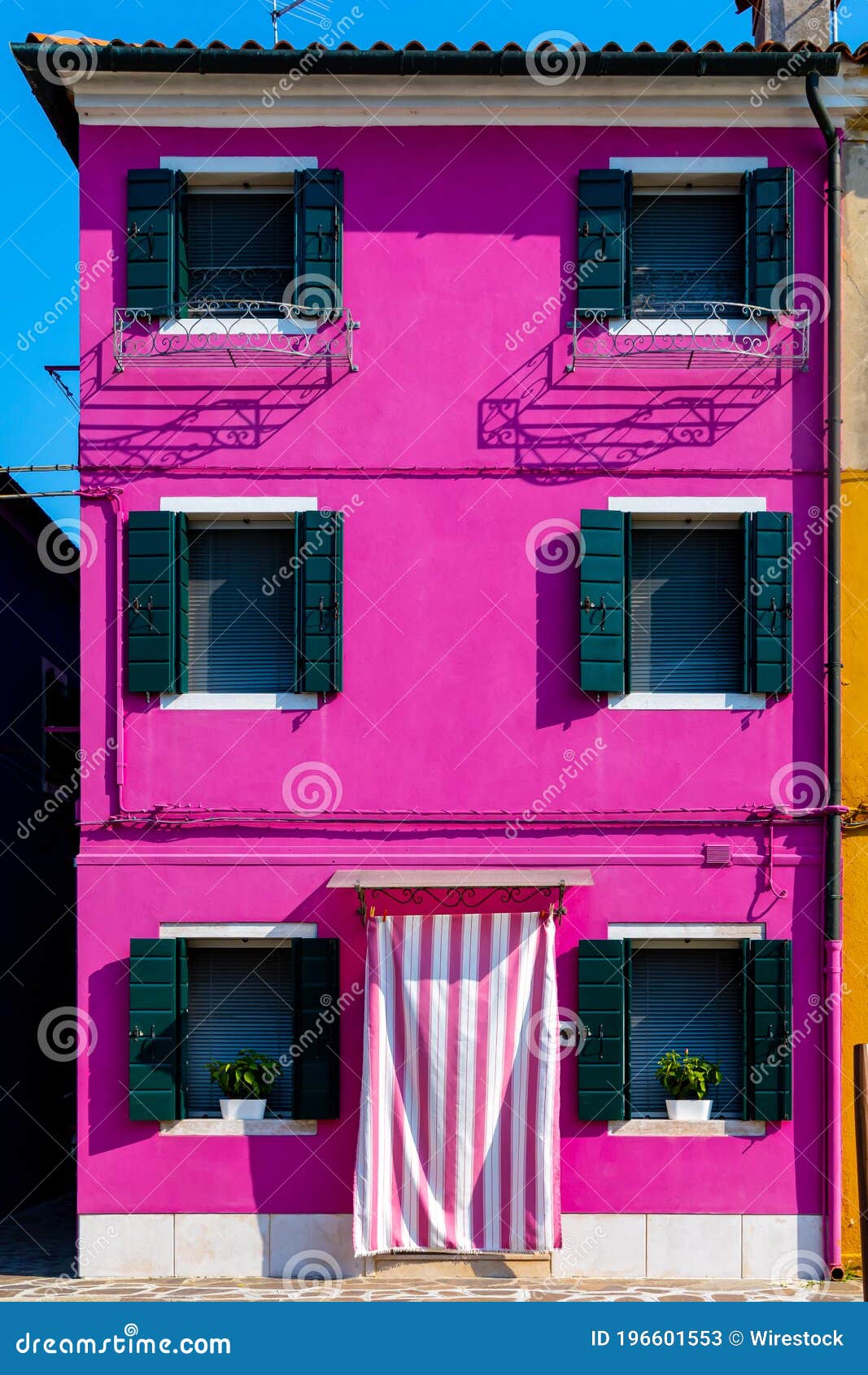 Captura Vertical De Un Edificio Rosa En Venecia, Italia Imagen de ...