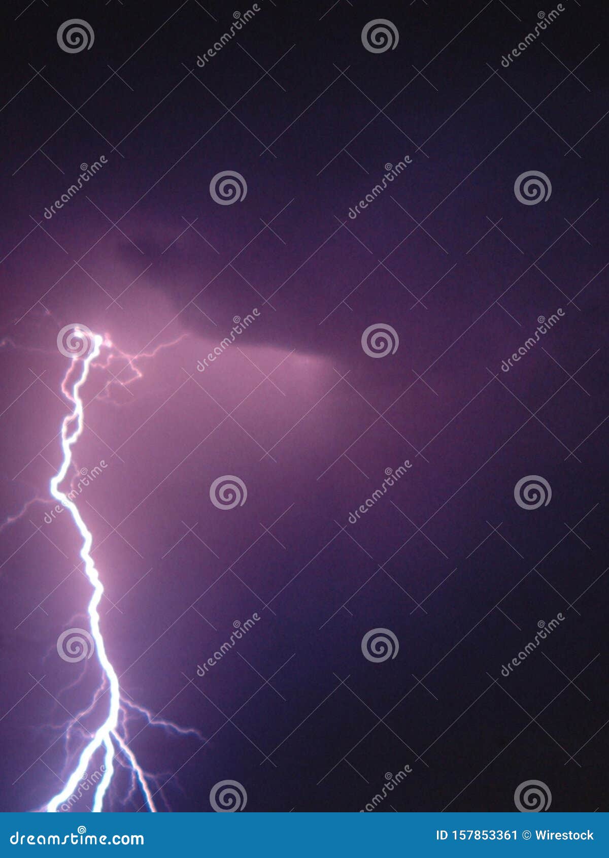 Captura Vertical De Un Rayo En Un Cielo Morado Imagen de archivo ...