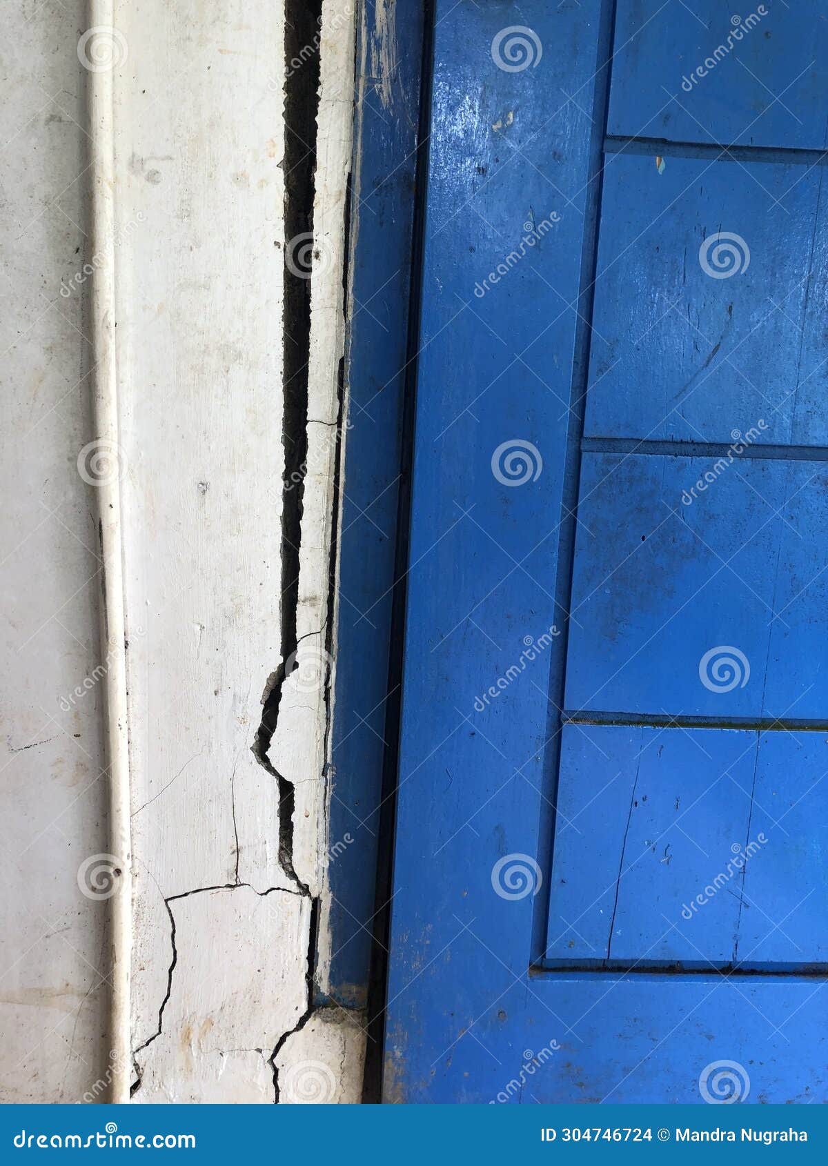 Capture and Crumbled Facade of a Wall Stock Photo - Image of ground ...