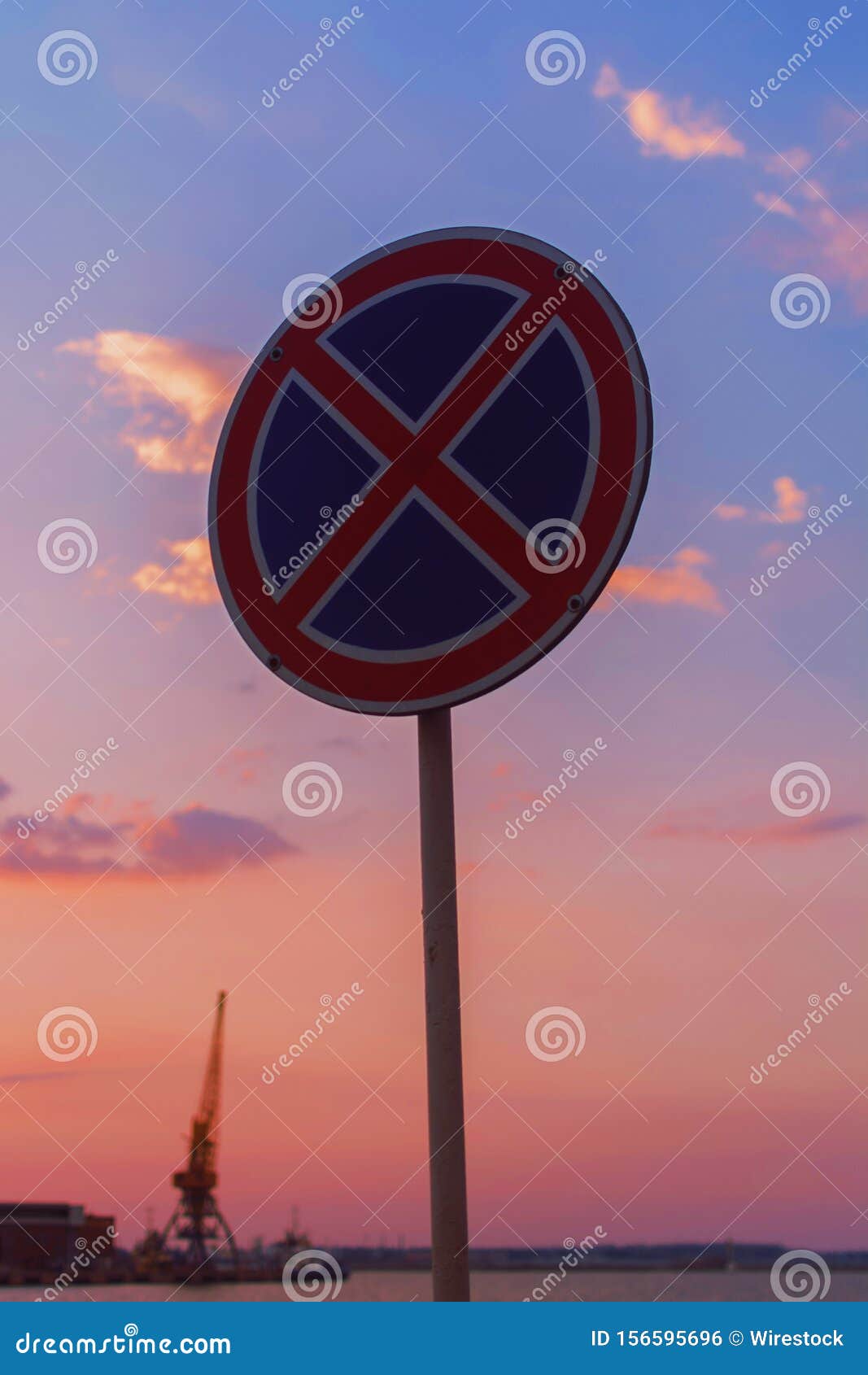 Capture Verticale D'une Croix Rouge Ronde Photo stock - Image du gauche ...