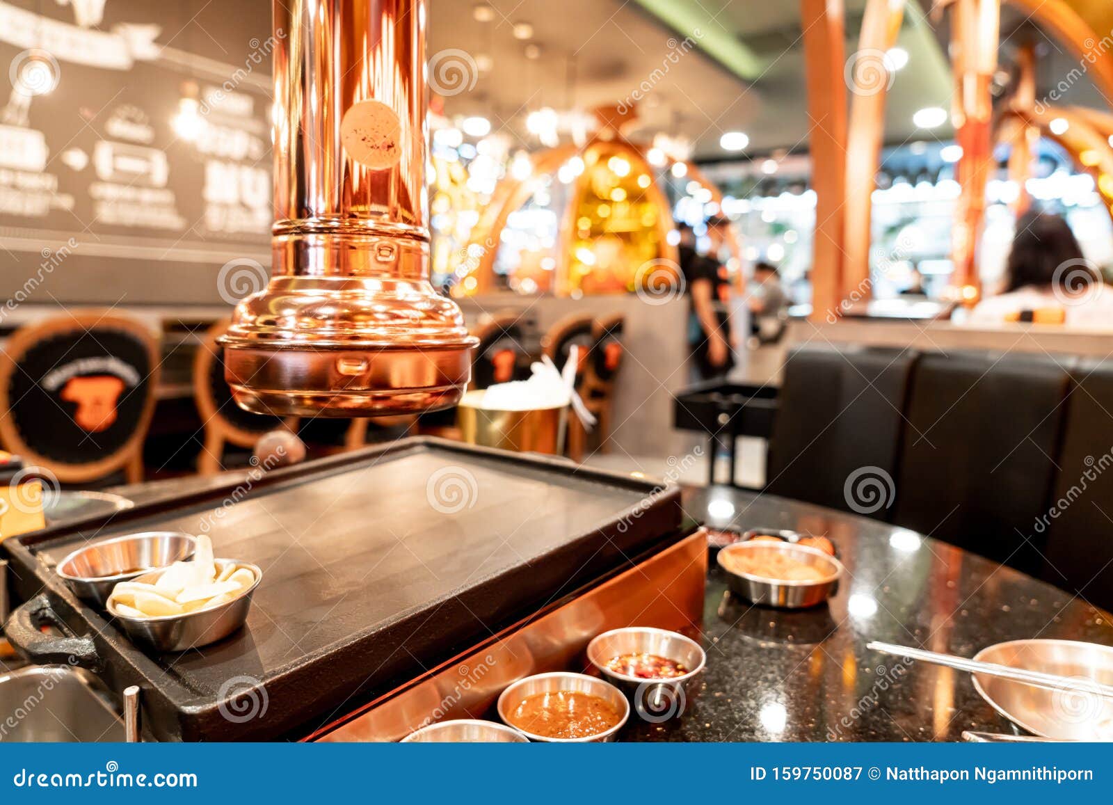 Capucha En Un Restaurante Asador Coreano Imagen de archivo - Imagen de ...