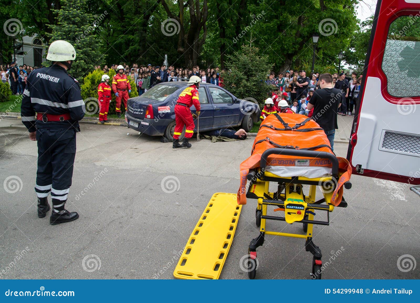 627 Car Accident Crowd Photos - Free & Royalty-Free Stock Photos from ...