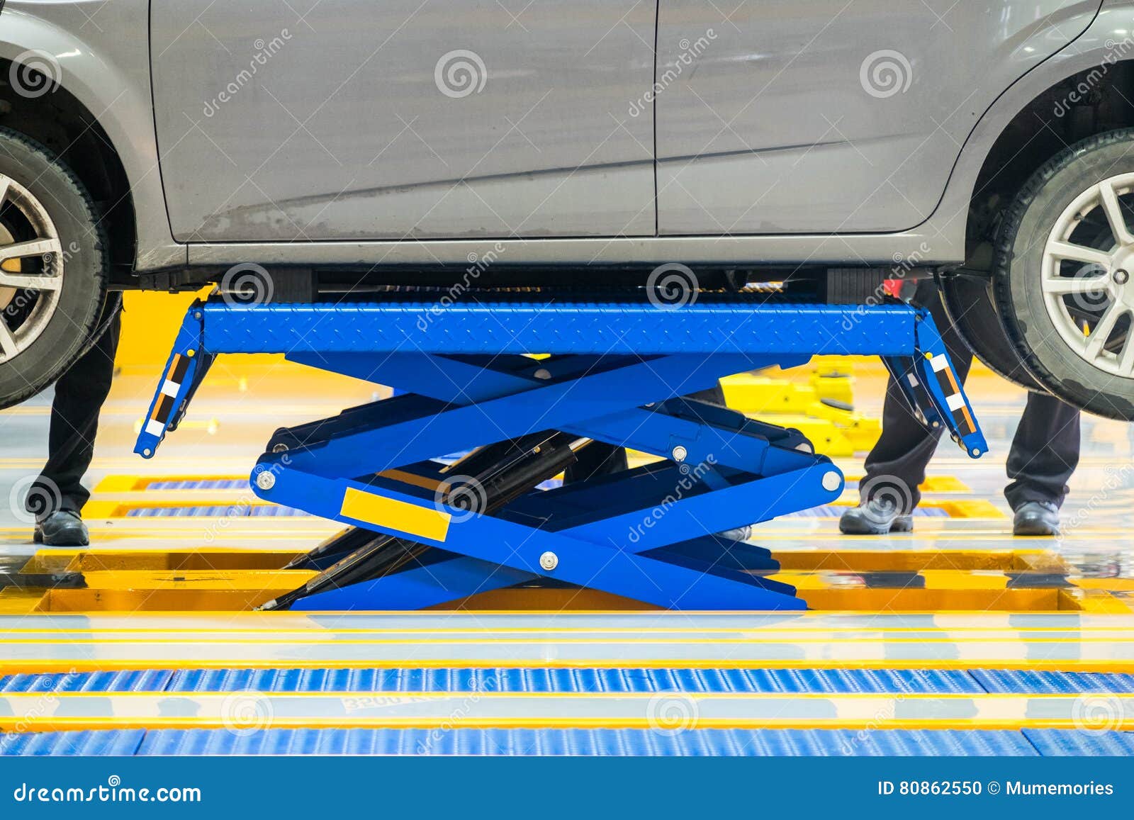 Car Body Side Lifting Scissors in Garage Stock Photo - Image of spring ...