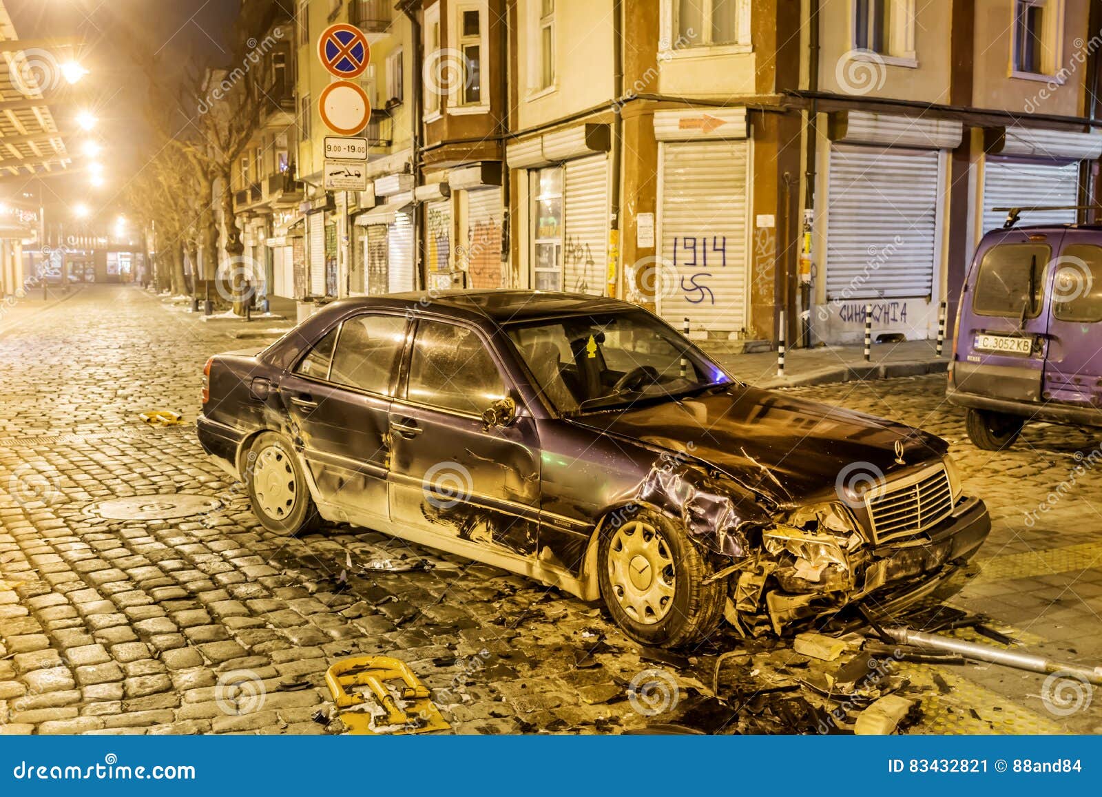 Car crash by night editorial photo. Image of glass, investigation ...