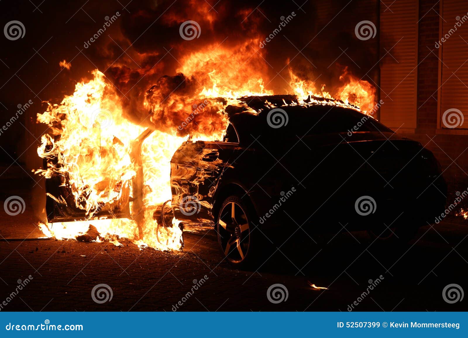 Car fire editorial stock image. Image of flame, street - 52507399