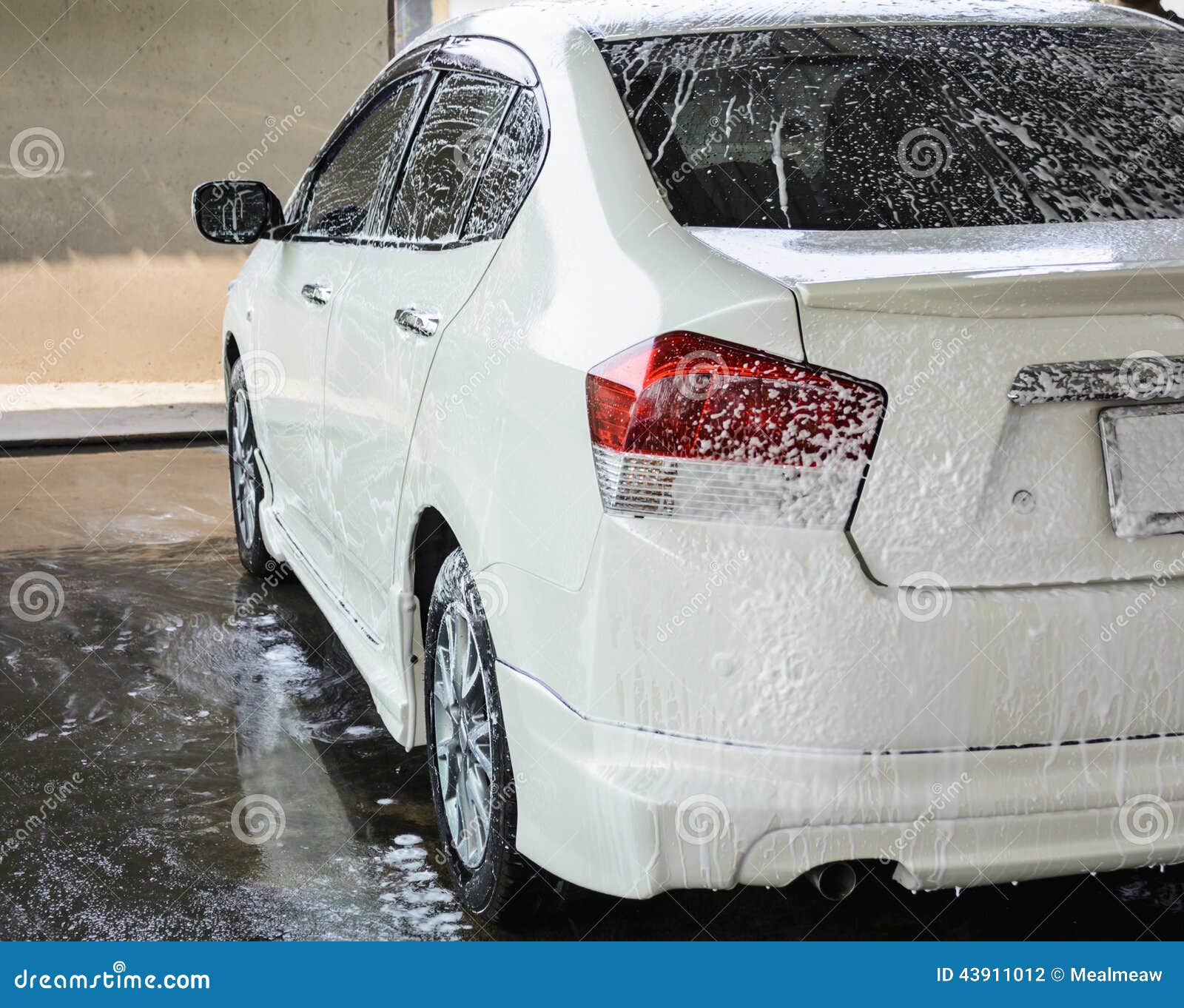 Car Getting a Wash with Soap Stock Photo - Image of sponge, hand: 43911012