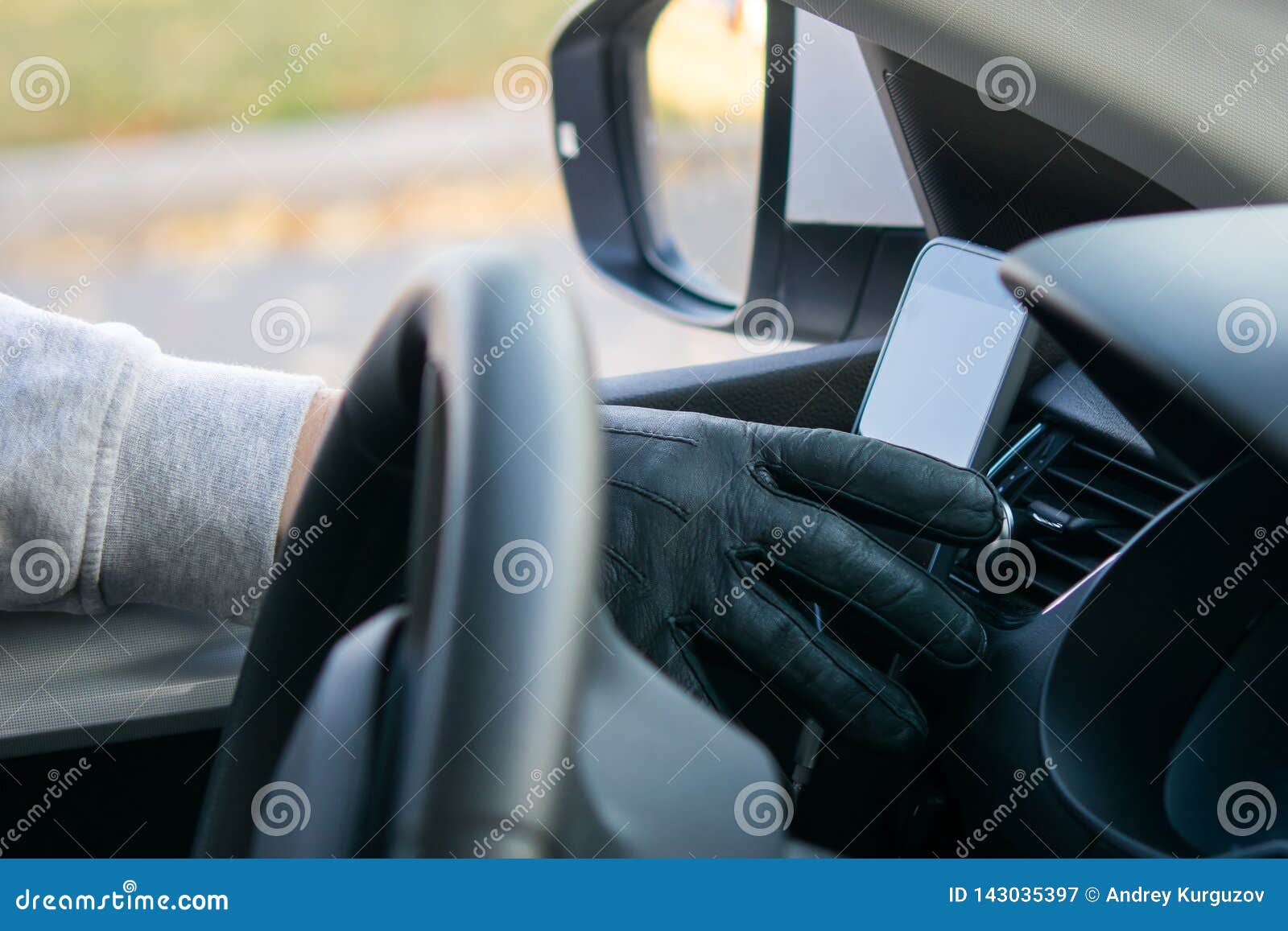 In the Car Left a Mobile Phone on the Front, Stealing the Device ...