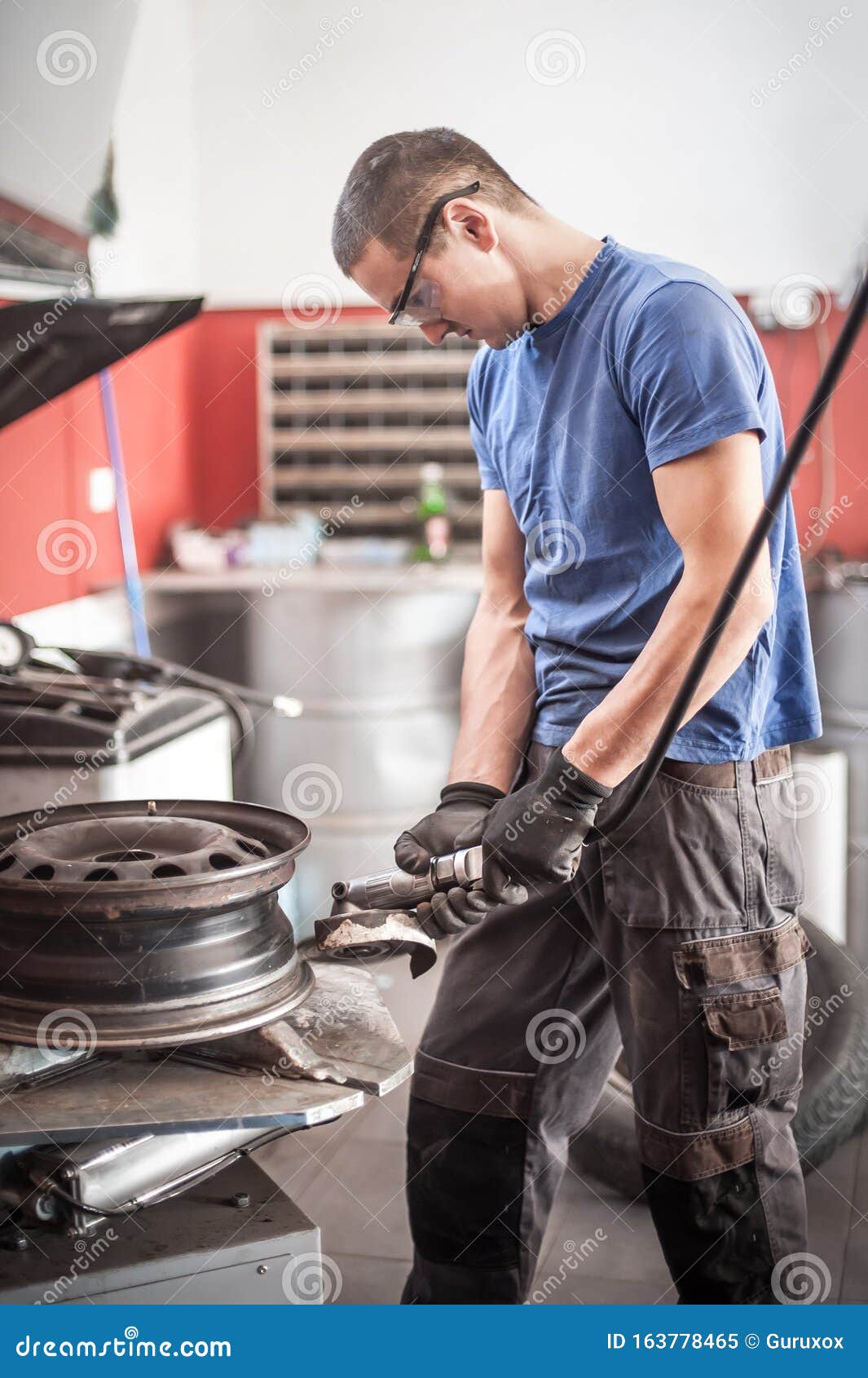 Auto Mechanic Vulcanizer Using Grinding Wheel in Auto Vulcanizing Service Stock Image - Image of ...