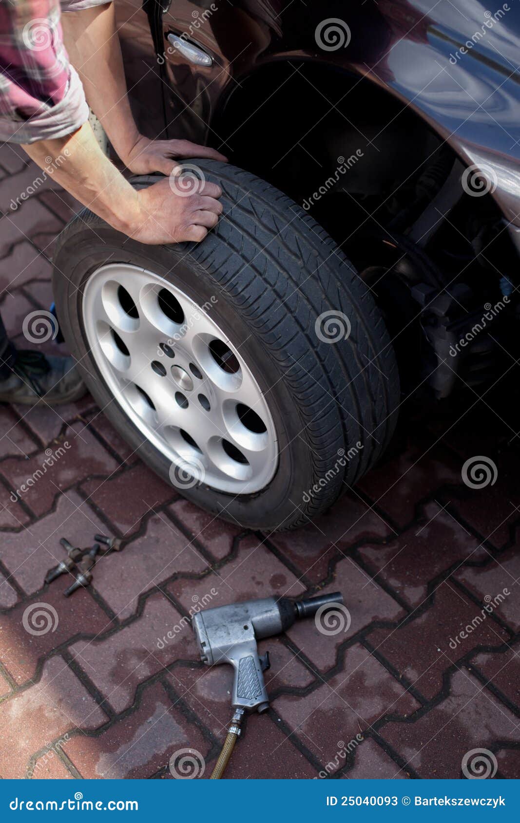 Car Mechanic Changing Wheel Stock Image - Image of holding, dirty: 25040093