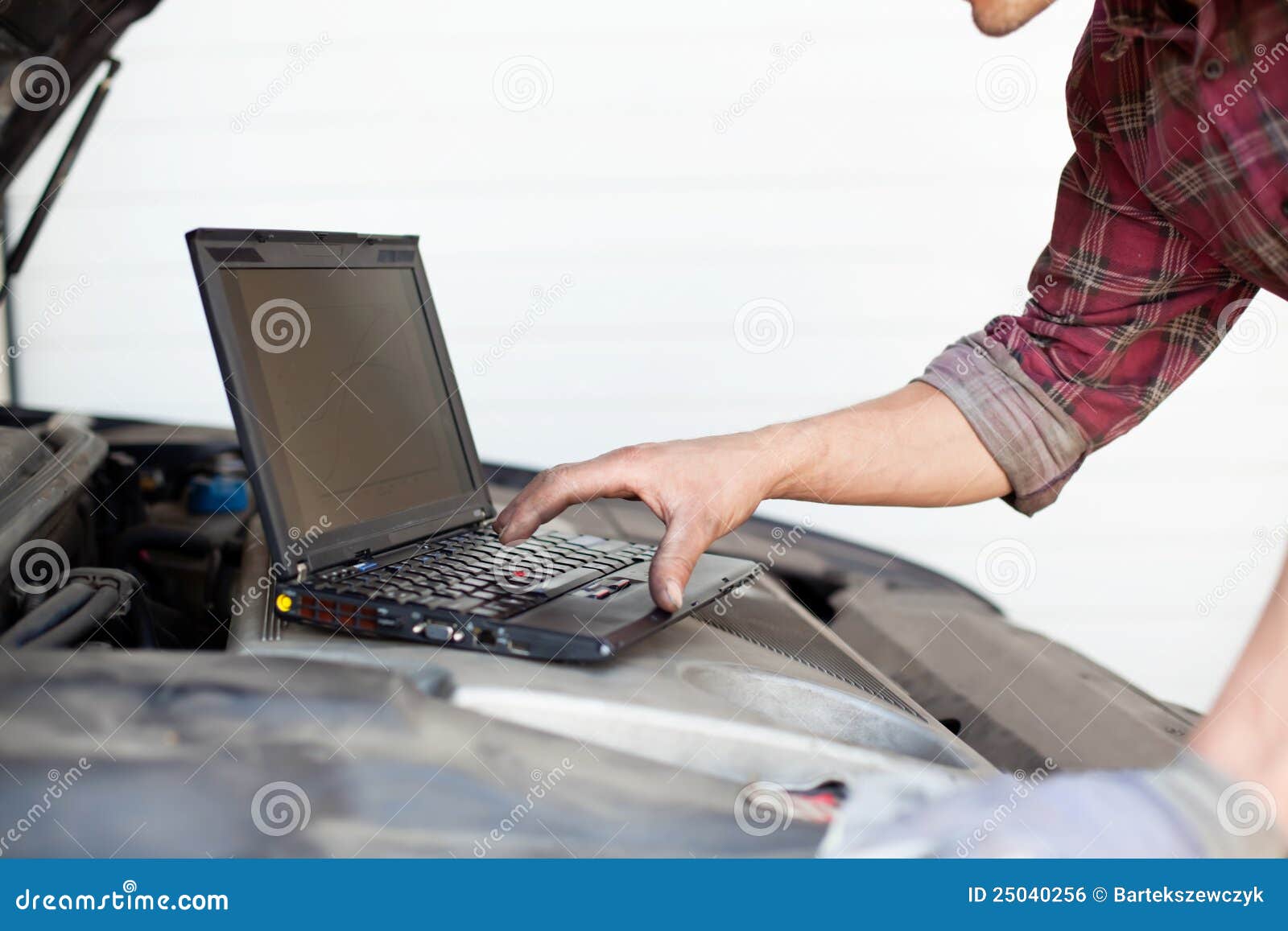 Car mechanic with laptop stock photo. Image of transportation - 25040256