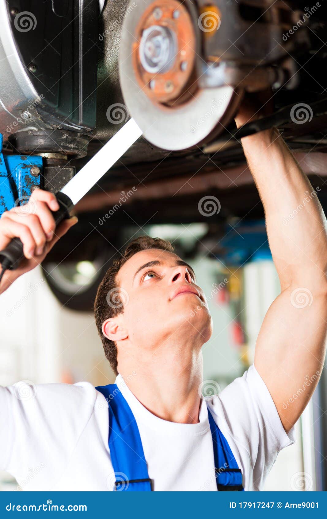 Car mechanic in workshop stock image. Image of occupation - 17917247