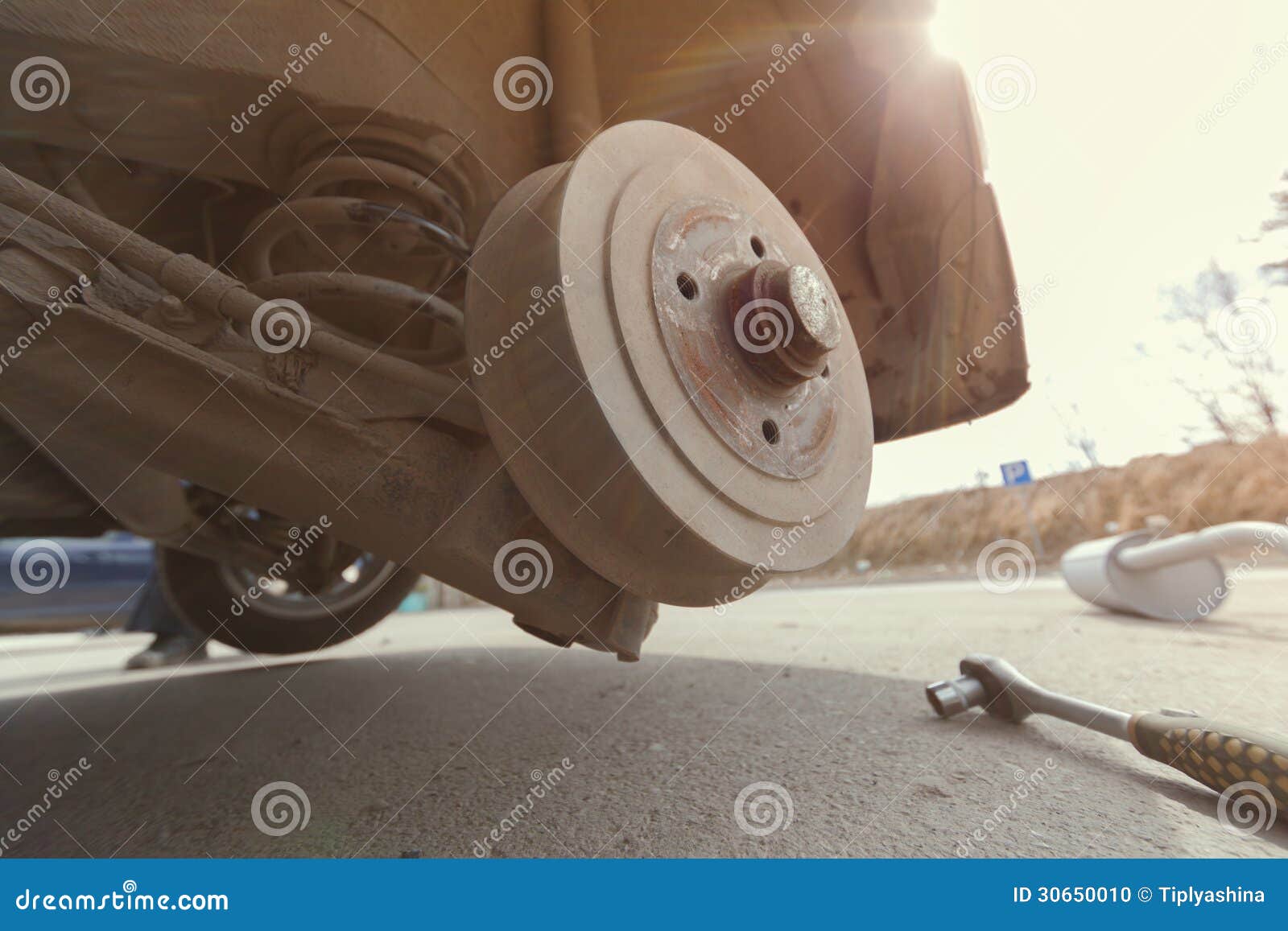 The Car with the Removed Wheel Stock Photo - Image of pipe, metal: 30650010