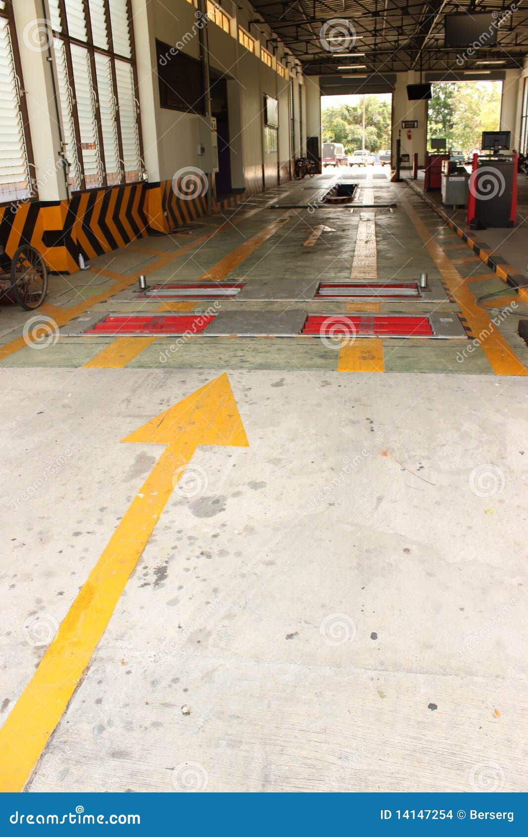 Car repair bay stock photo. Image of mechanic, truck - 14147254