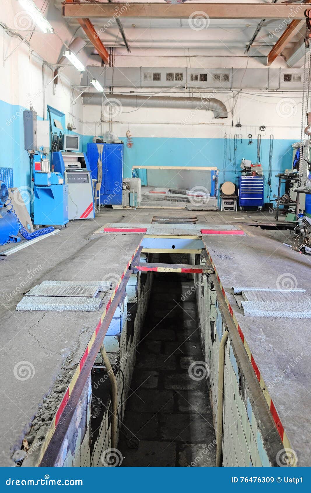 Car repair garage stock image. Image of motion, labor - 76476309