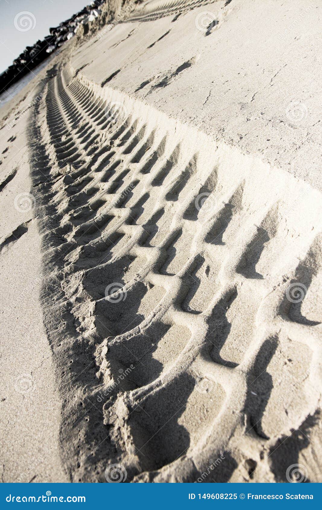 Car tracks in the sand stock image. Image of sports - 149608225