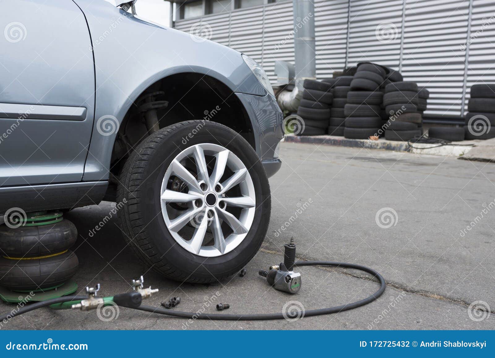 Car Under Repair in a Car Service. Car without Tire Stock Photo - Image ...