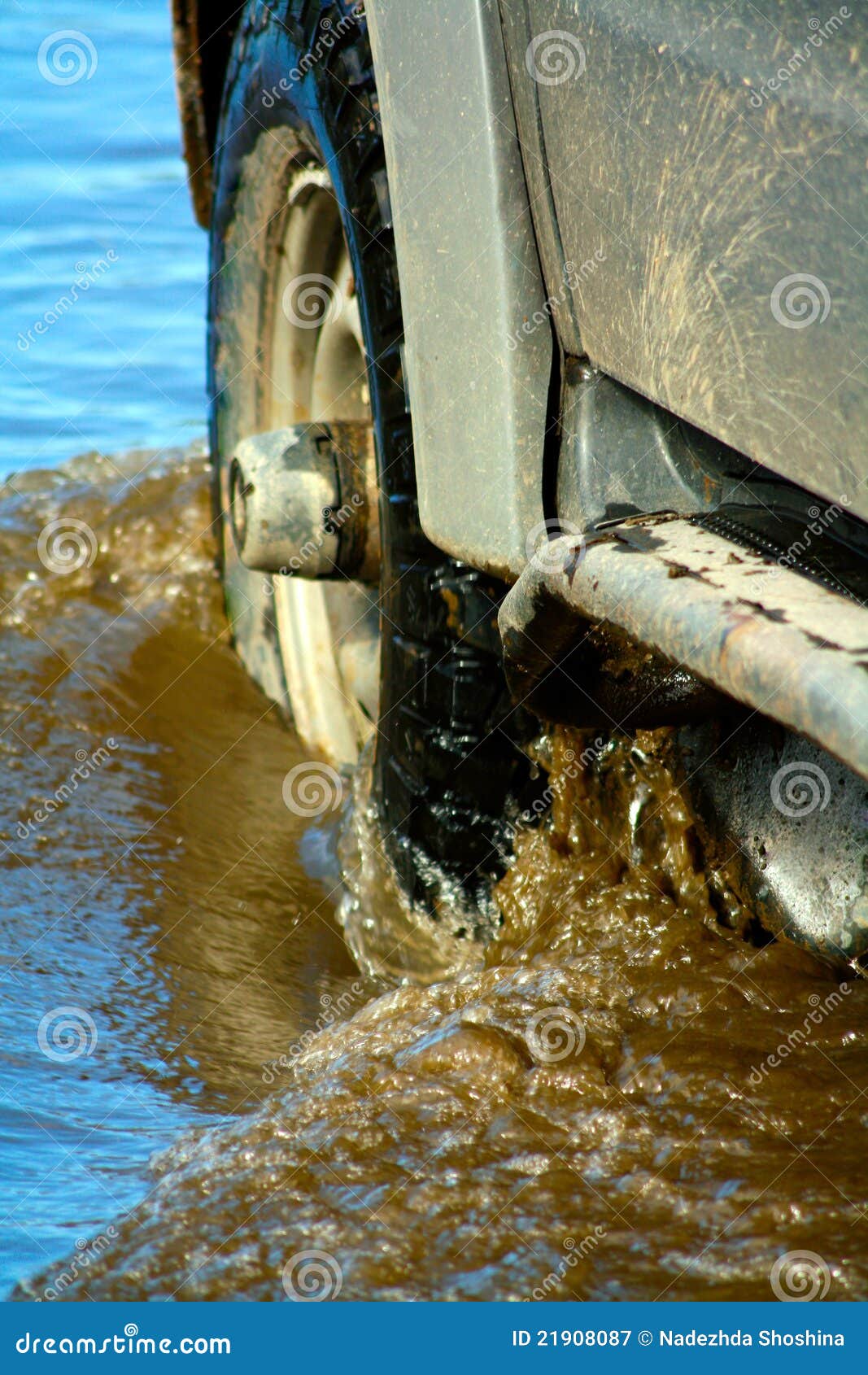 Car in water stock image. Image of splashing, extreme - 21908087