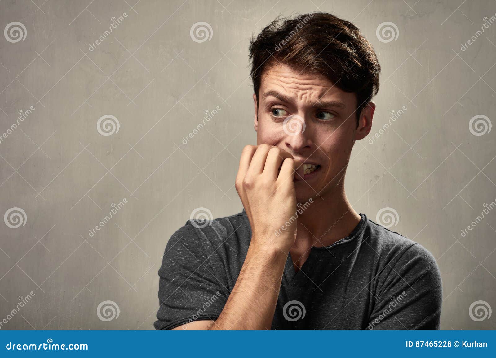 Cara asustada del hombre foto de archivo. Imagen de asombro - 87465228