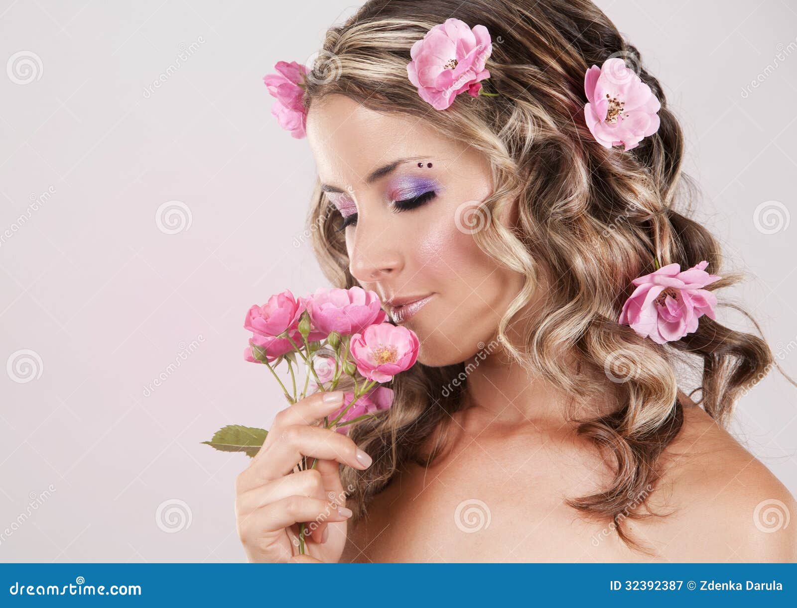 Cara Bonita Com Rosas Cor-de-rosa Imagem de Stock - Imagem de olhos ...