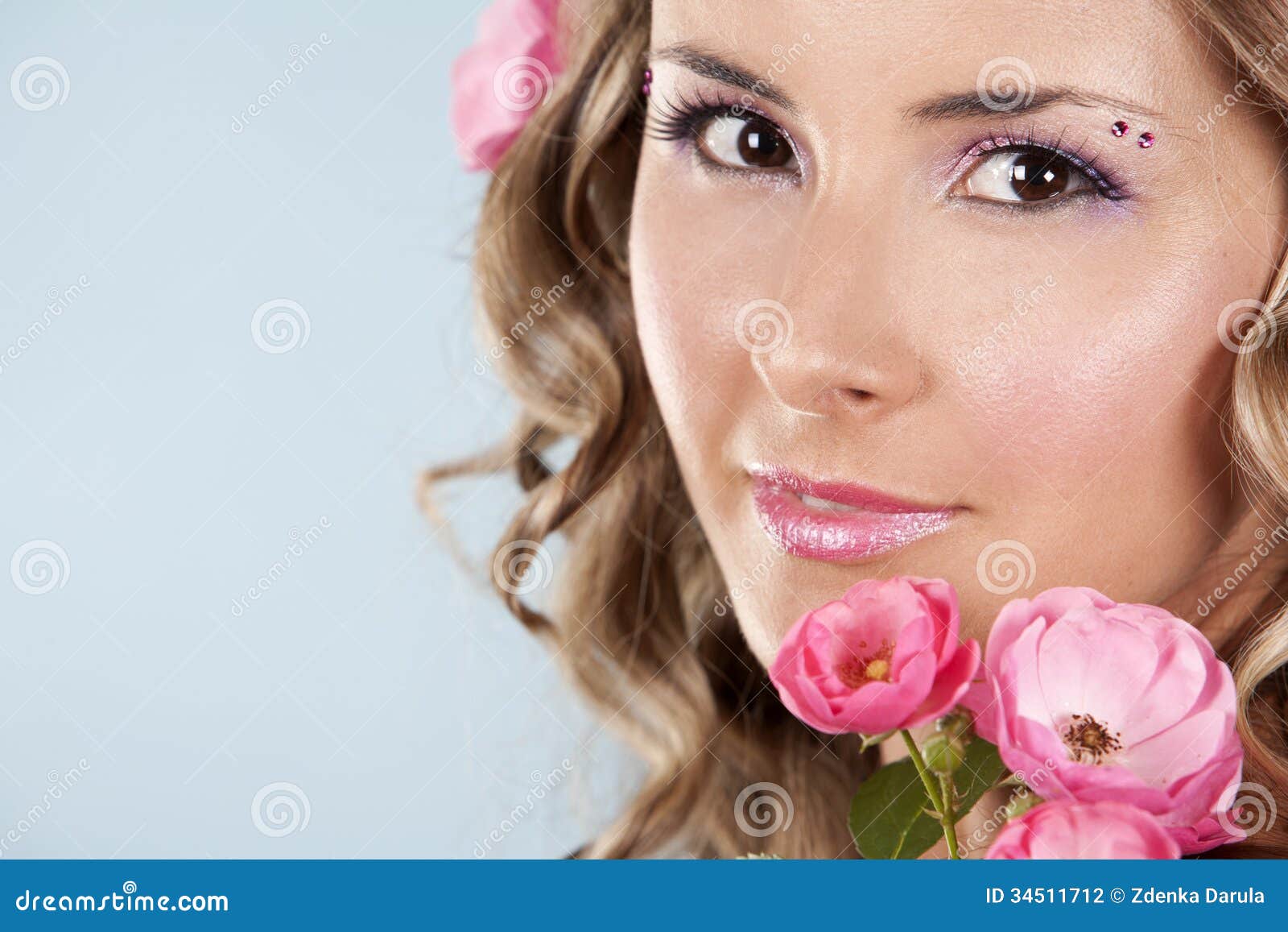 Cara Bonita Com Rosas Cor-de-rosa Foto de Stock - Imagem de bordos ...