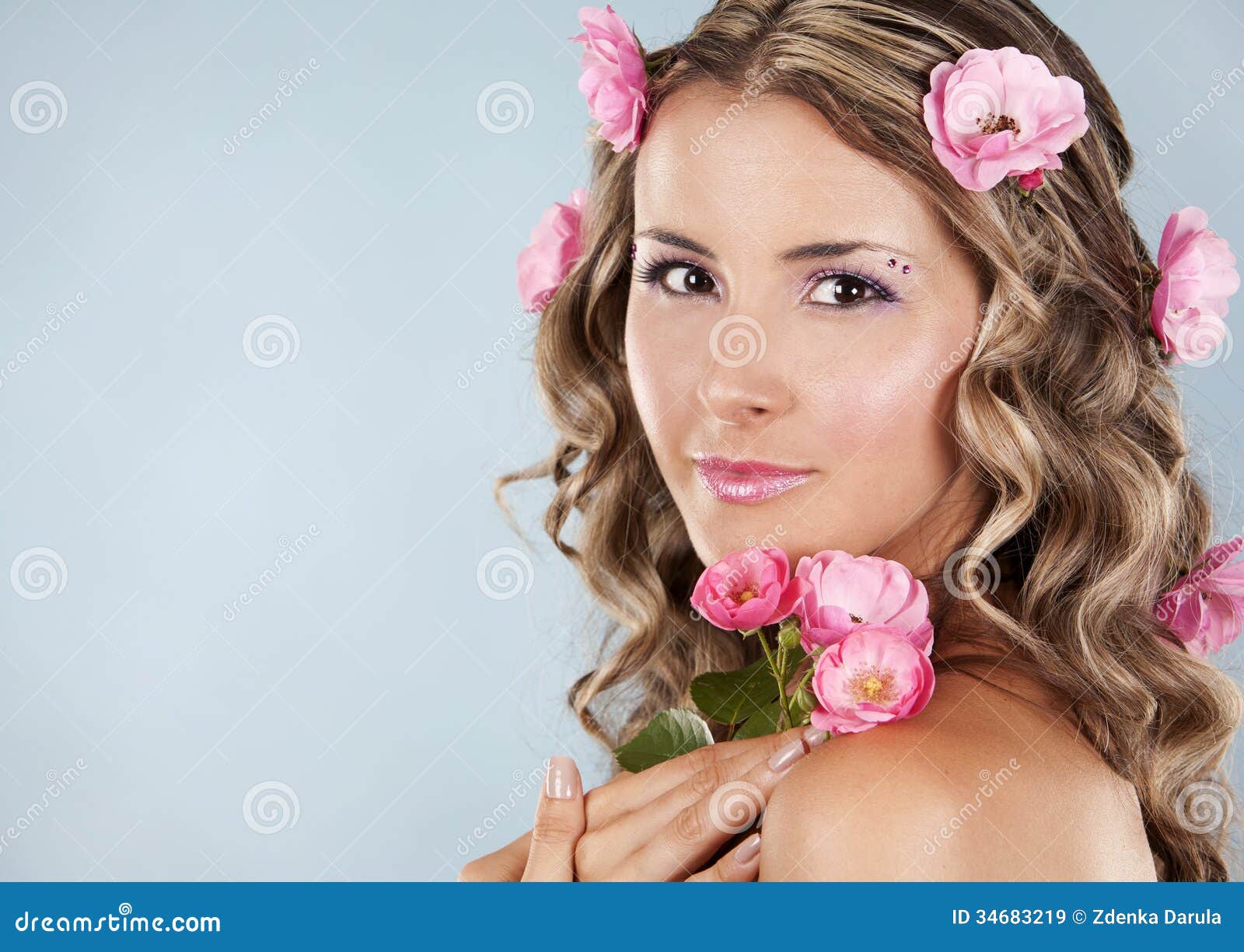 Cara Bonita Com Rosas Cor-de-rosa Imagem de Stock - Imagem de pureza ...