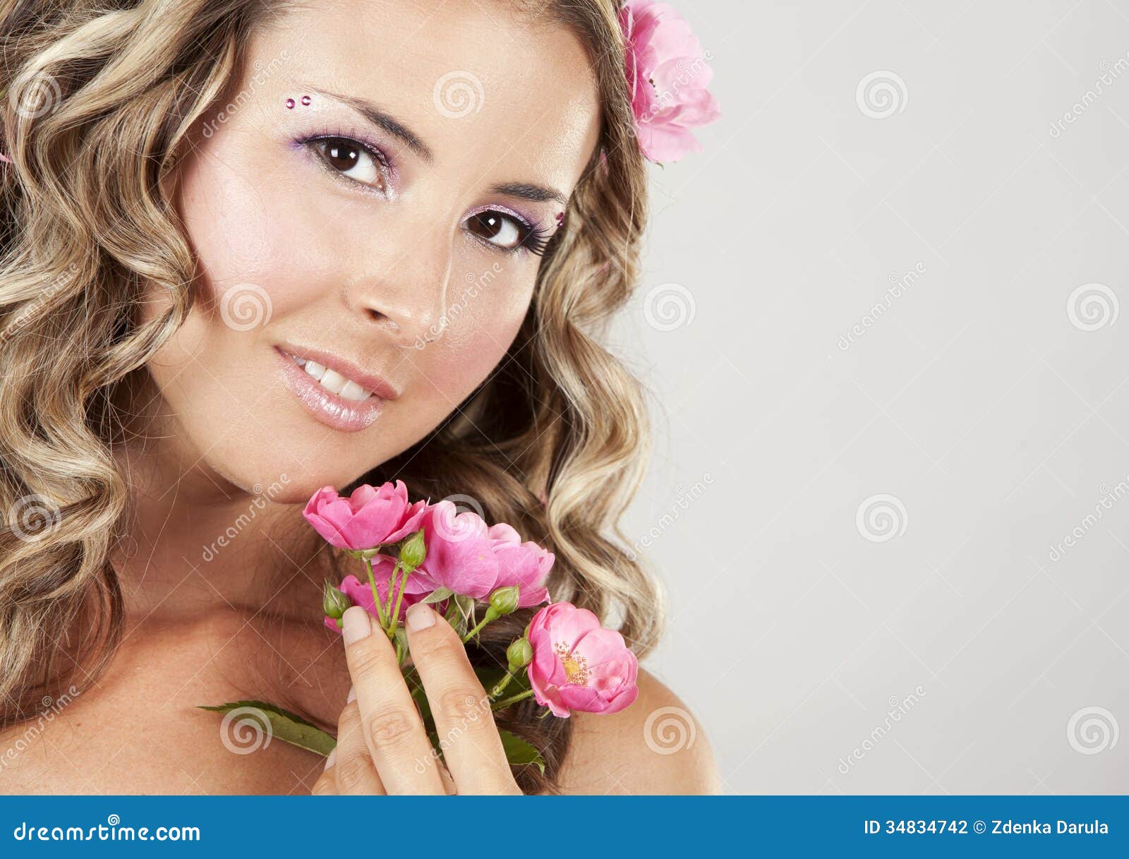 Cara Bonita Com Rosas Cor-de-rosa Foto de Stock - Imagem de forma ...