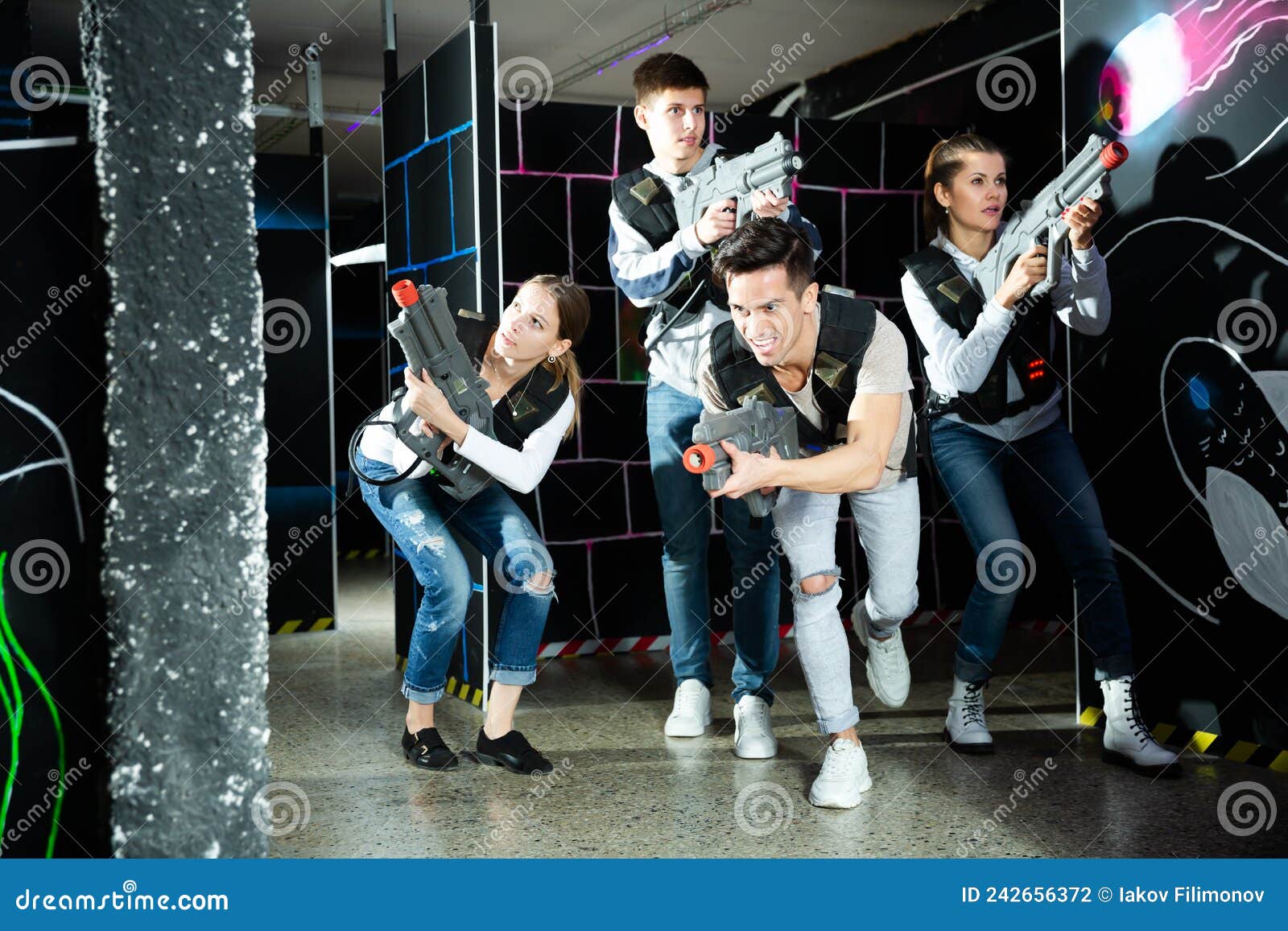 Cara Com Amigos Jogando Laser Tag Foto de Stock - Imagem de cara ... Cara Com Amigos Jogando Laser Tag Foto de Stock - Imagem de cara ...