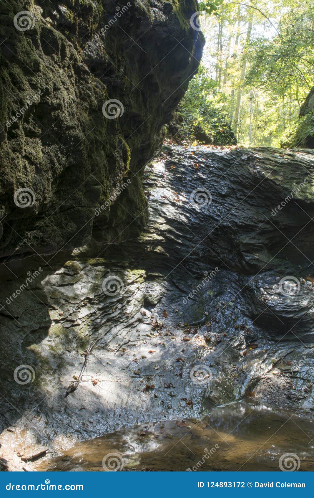 Cara Da Rocha Na Extremidade Da Cavidade Foto de Stock - Imagem de ...