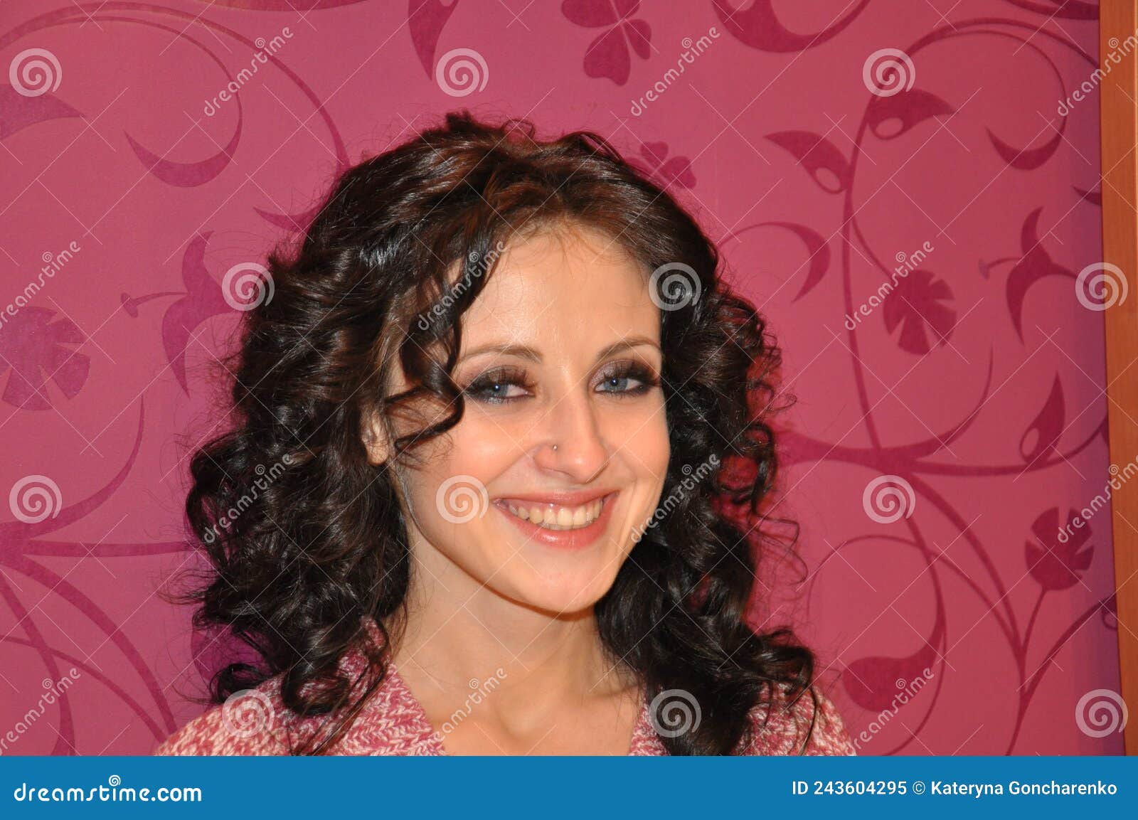 Cara De Joven Feliz Con Pelo Rizado Imagen de archivo - Imagen de ...